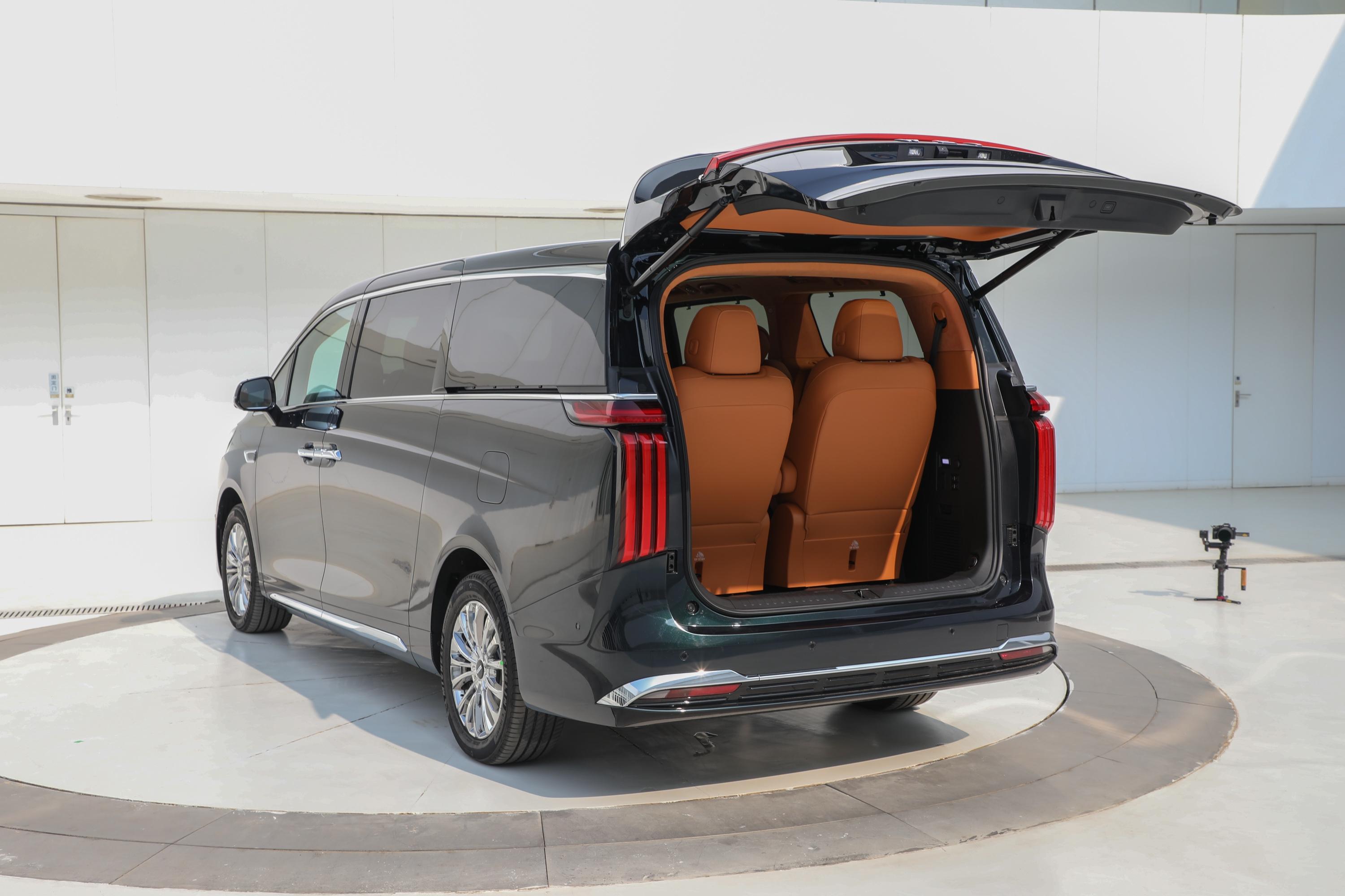 【魏牌高山1.5T 170km 四驱行政加长版 6座后备厢开启45度侧拍图片-汽车图片大全】-易车