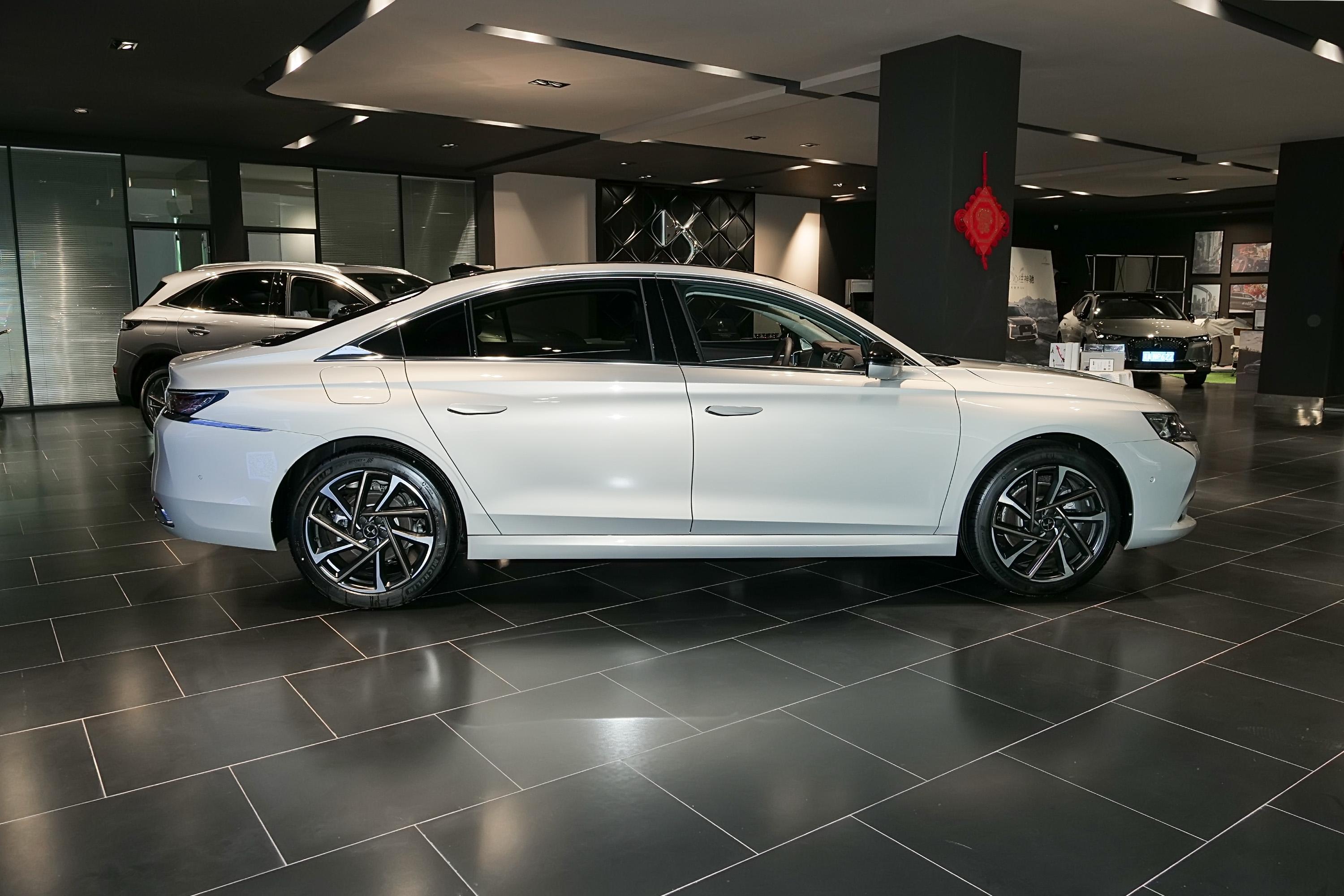 【DS 945THP 歌剧院版正侧车头向右水平图片-汽车图片大全】-易车