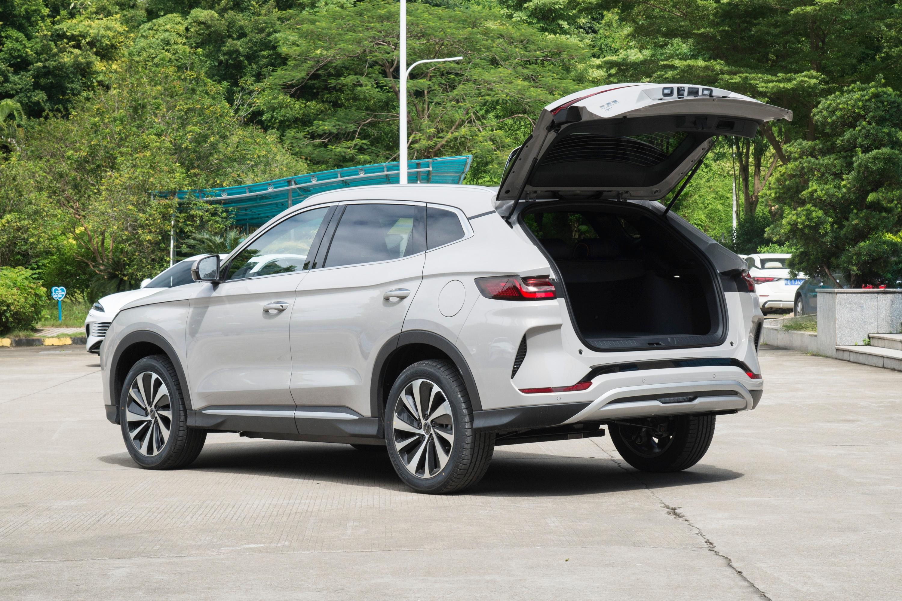 【宋PLUS新能源EV 冠军版 520km 豪华型后备厢开启45度侧拍图片-汽车图片大全】-易车