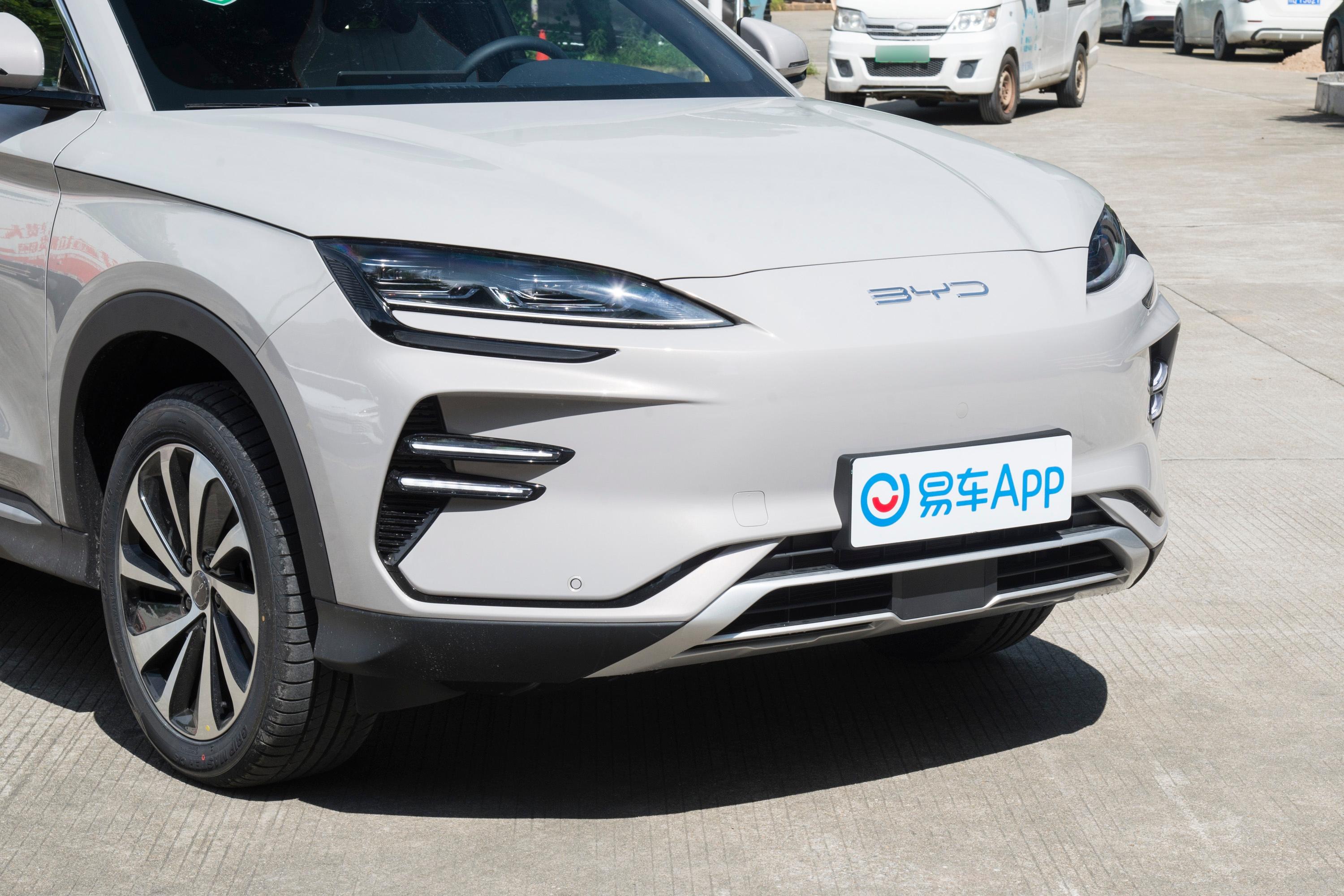 【宋PLUS新能源EV 冠军版 520km 豪华型前格栅侧俯拍图片-汽车图片大全】-易车