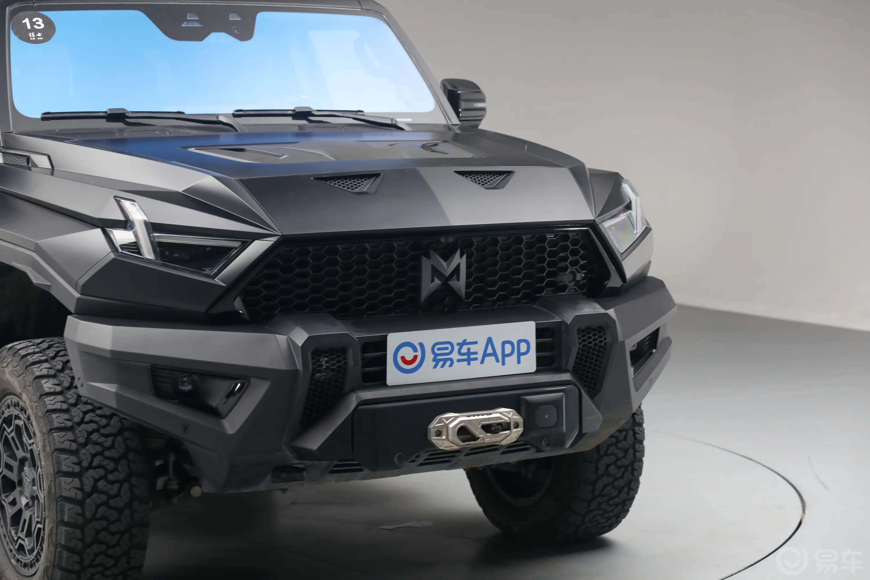 【猛士917增程式 156km 创始版前格栅侧俯拍图片-汽车图片大全】-易车