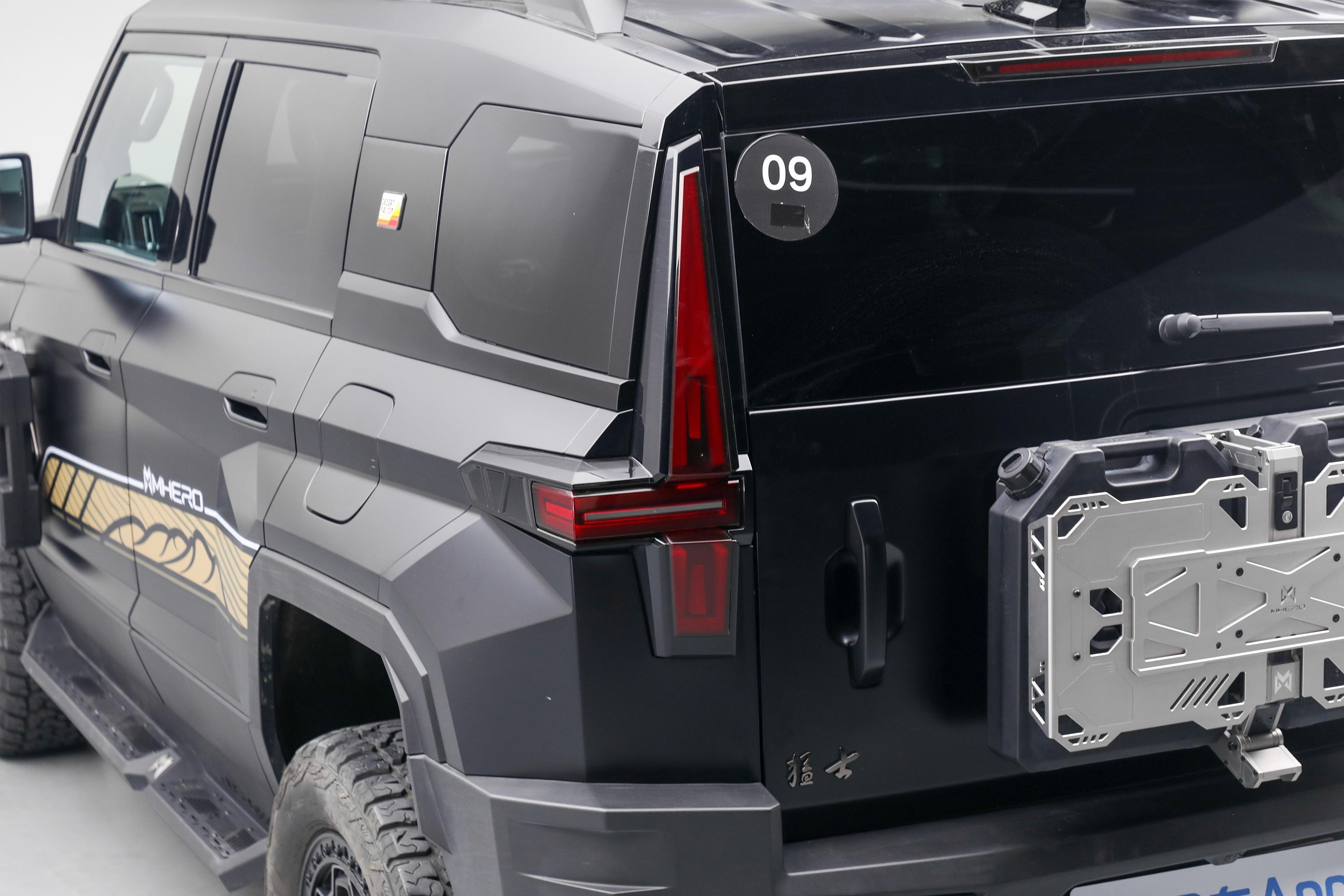 【猛士917增程式 156km 创始版尾灯侧45度俯拍图片-汽车图片大全】-易车