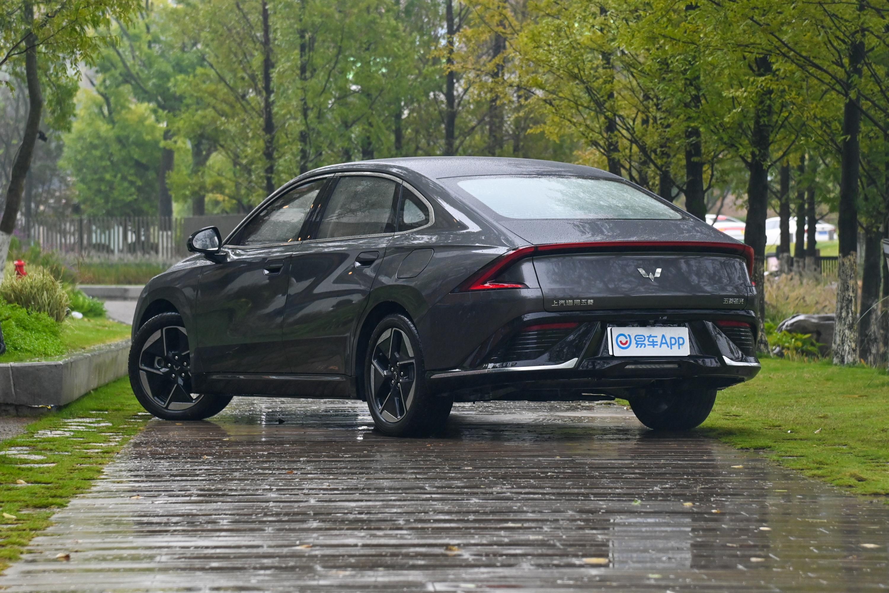 【五菱星光插电混动 1.5L 150km 进阶版侧后45度车头向左水平图片-汽车图片大全】-易车