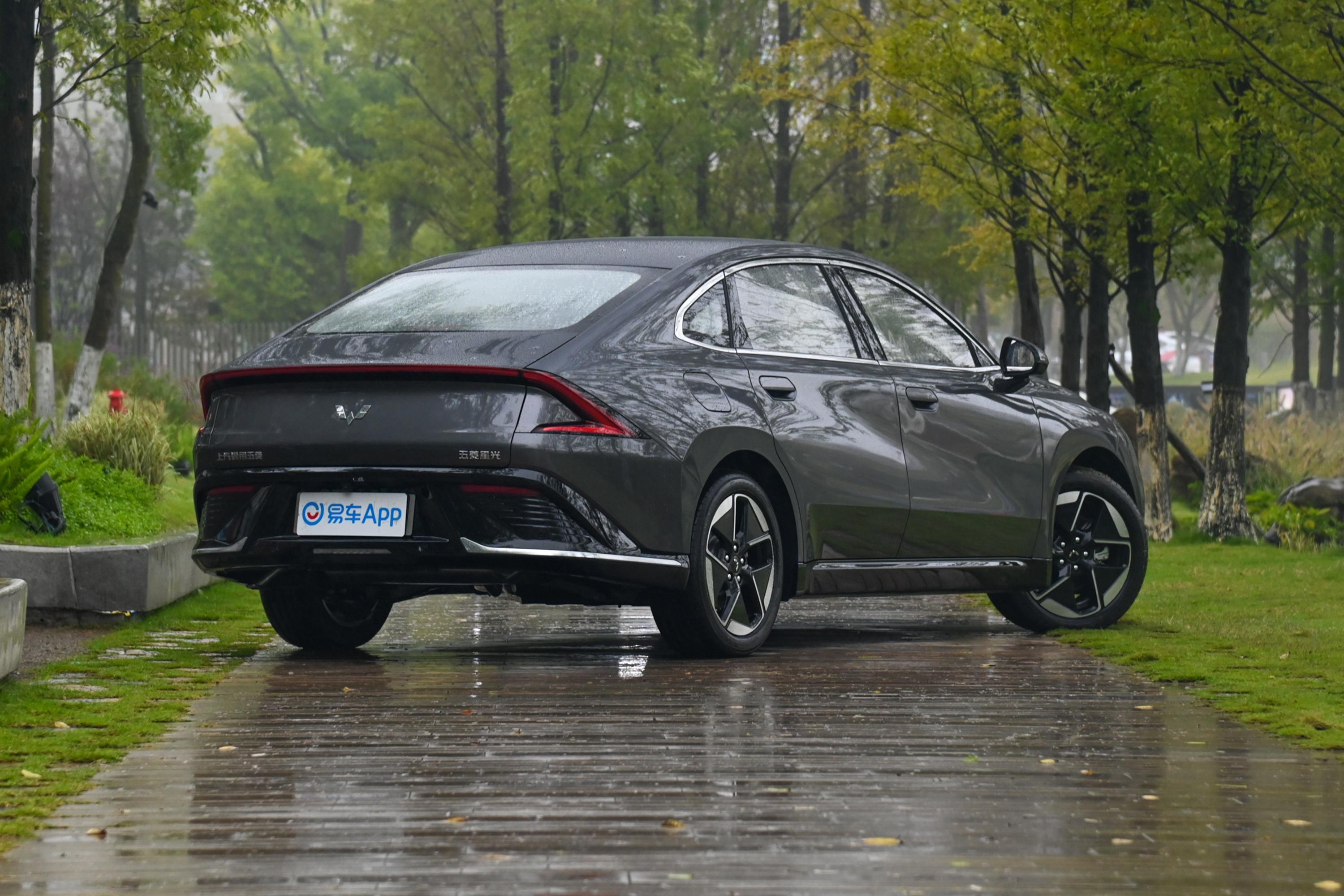 【五菱星光1.5L 150km 进阶版侧后45度车头向右水平图片-汽车图片大全】-易车