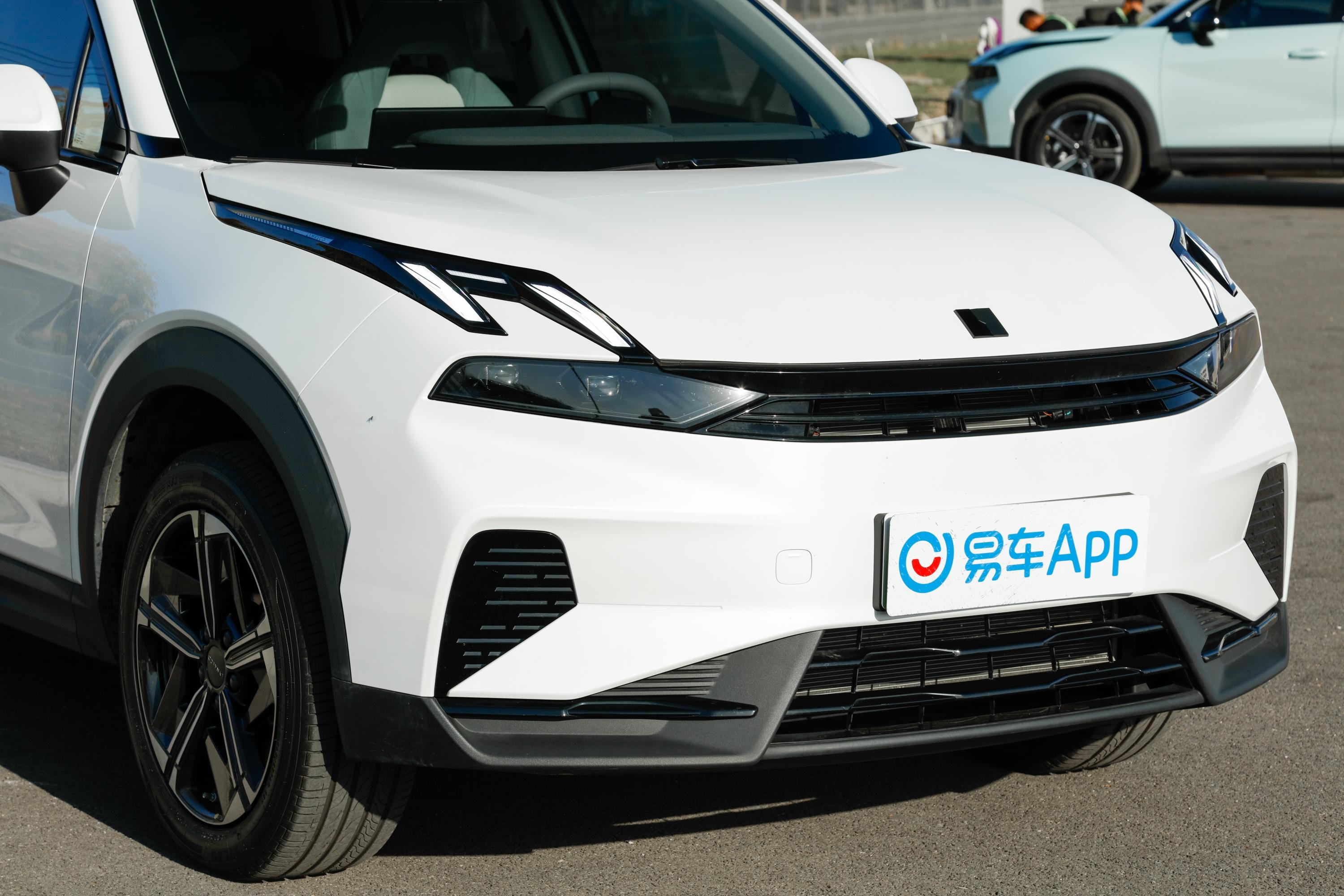 【领克06 EM-PEM-P 1.5L 56km 标准续航Pro前格栅侧俯拍图片-汽车图片大全】-易车