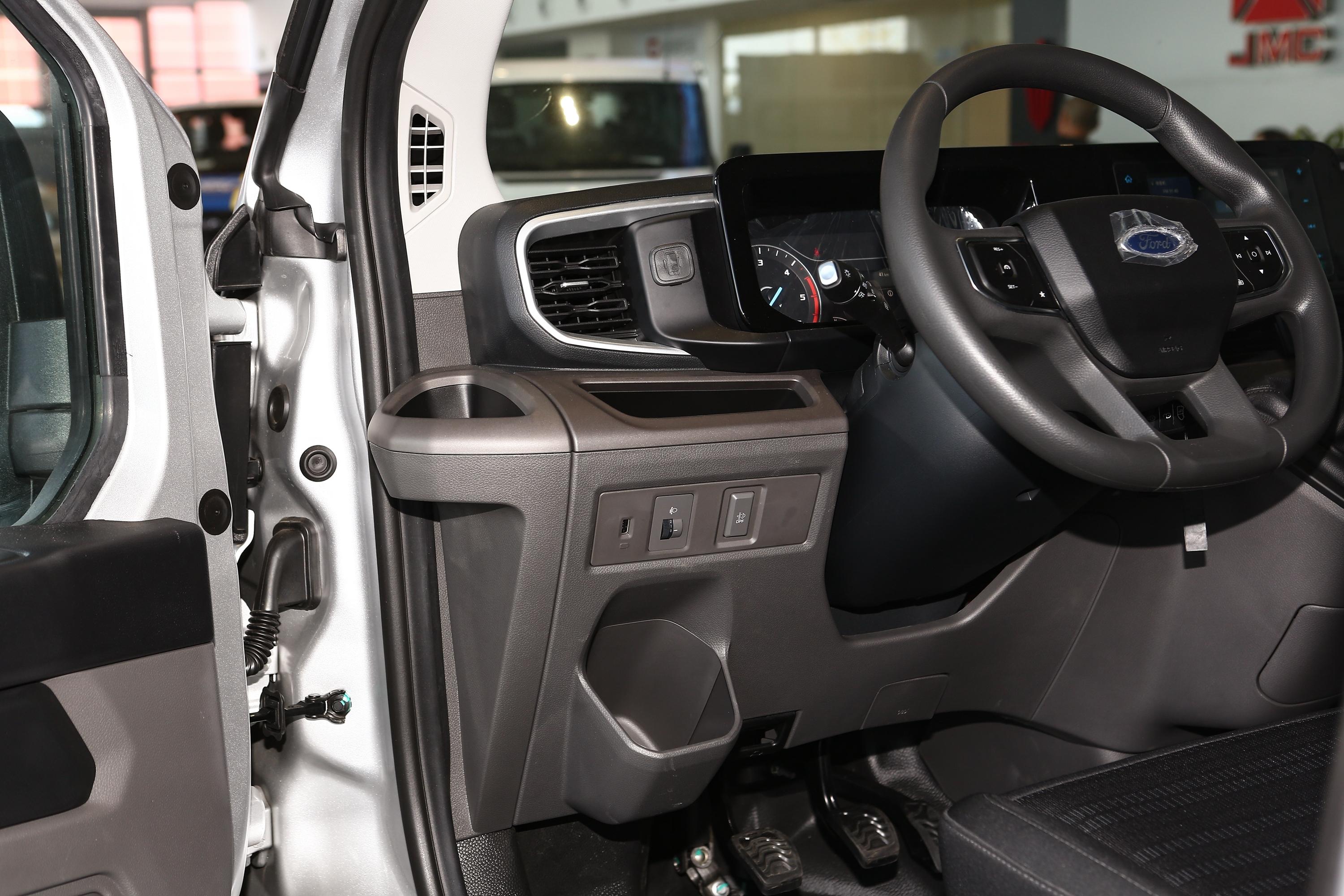 【全顺T82.0T 手动短轴中顶多功能版 6座(3+3)主驾驶位图片-汽车图片大全】-易车