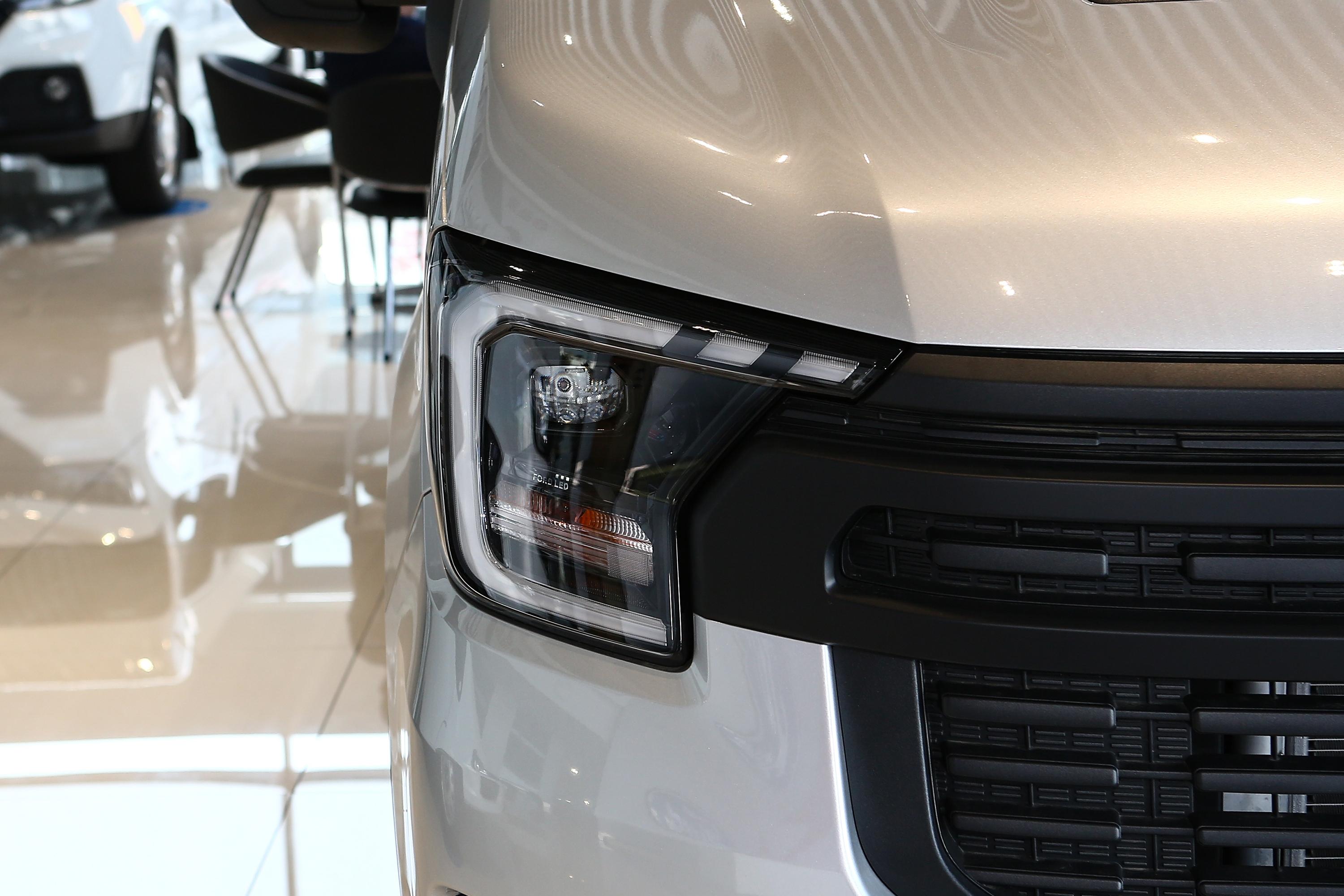 【全顺T82.0T 手动短轴中顶多功能版 6座(3+3)外观灯组图片-汽车图片大全】-易车