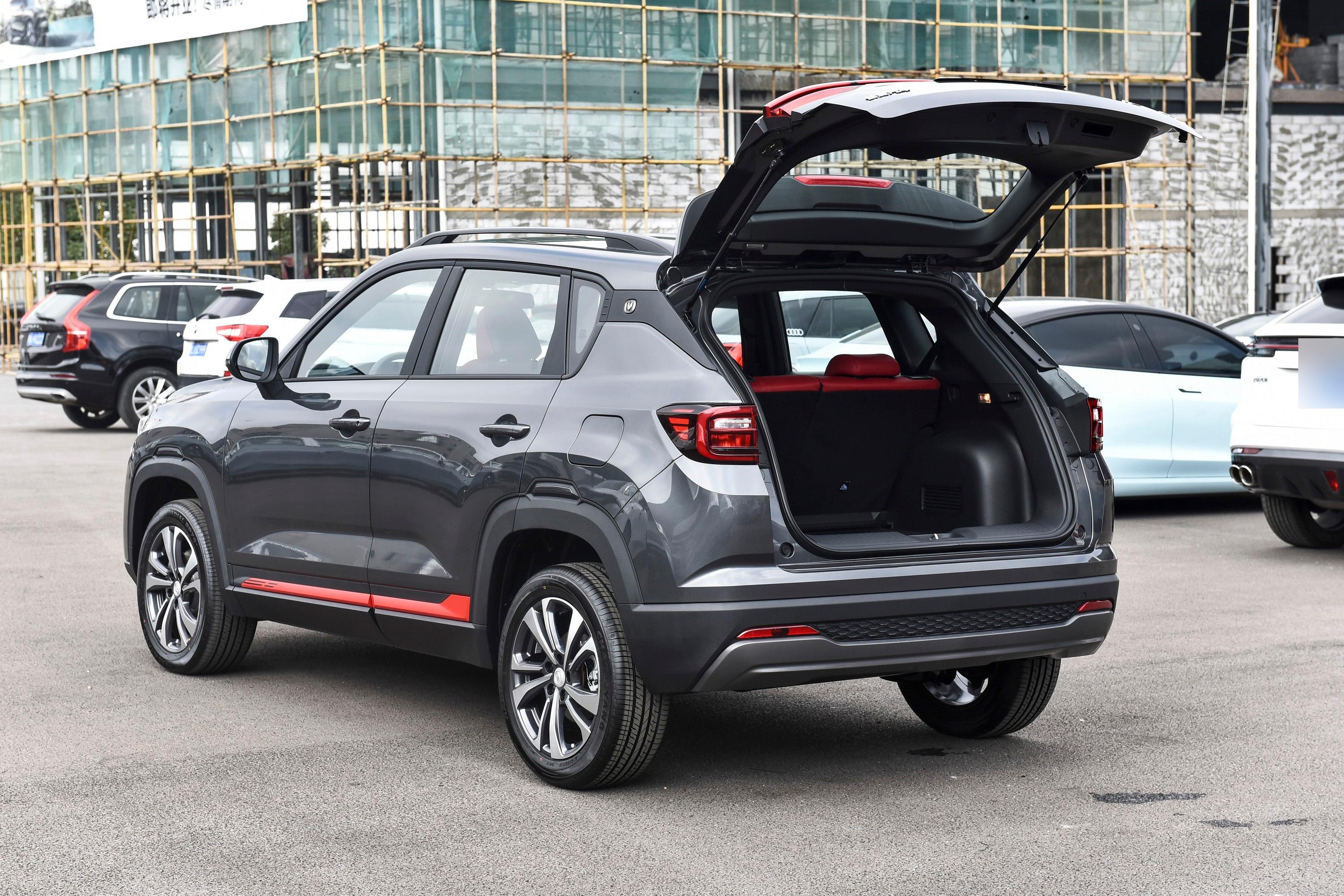 【长安CS35PLUS畅享版 蓝鲸NE 1.4T 超享型后备厢开启45度侧拍图片-汽车图片大全】-易车