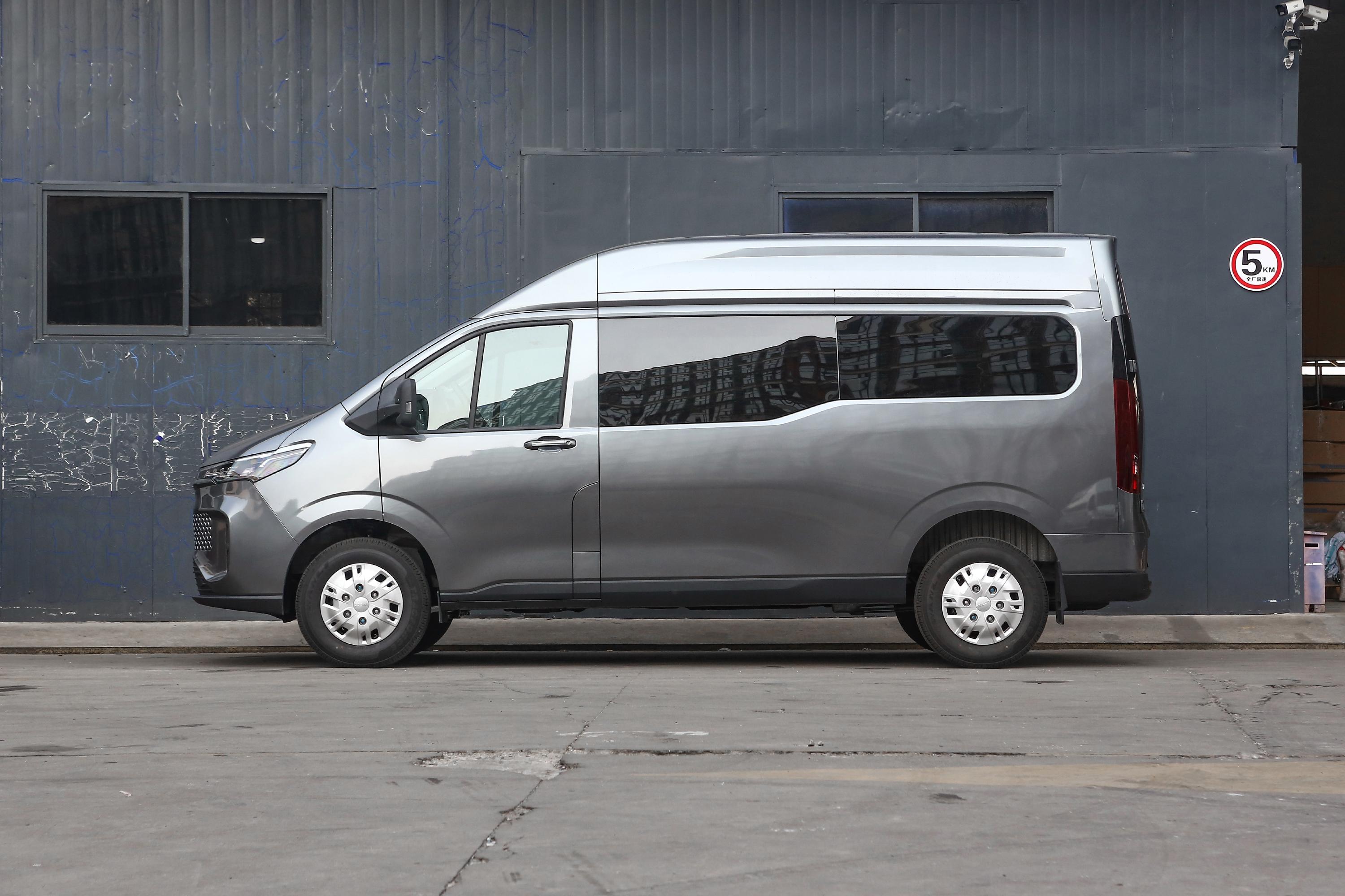 【依维柯聚星2.0T 手动中轴中顶单胎客货车 93kW 5-9座正侧车头向左水平图片-汽车图片大全】-易车