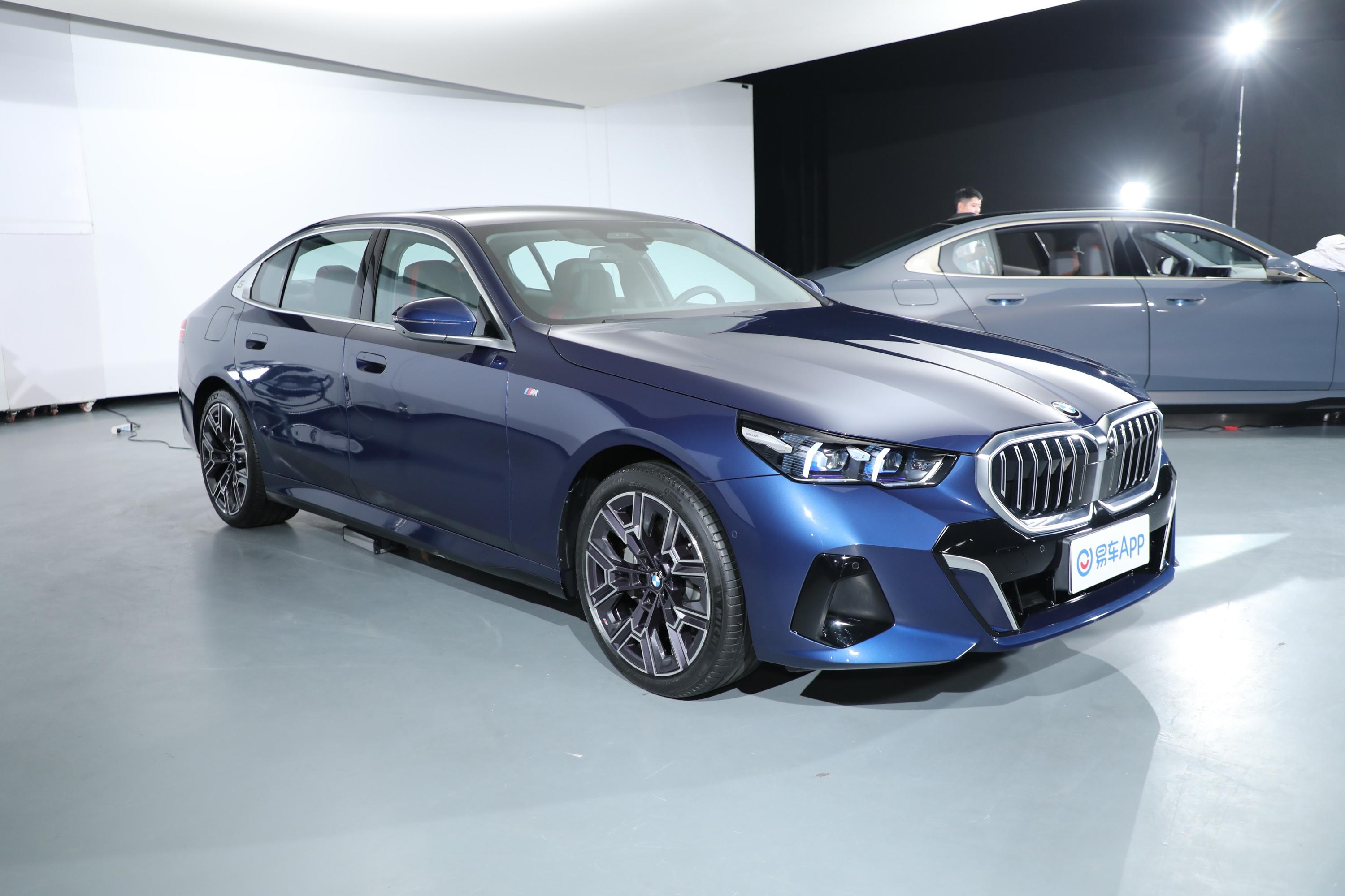 【宝马5系530Li 尊享型 M运动套装侧前45度车头向右水平图片-汽车图片大全】-易车