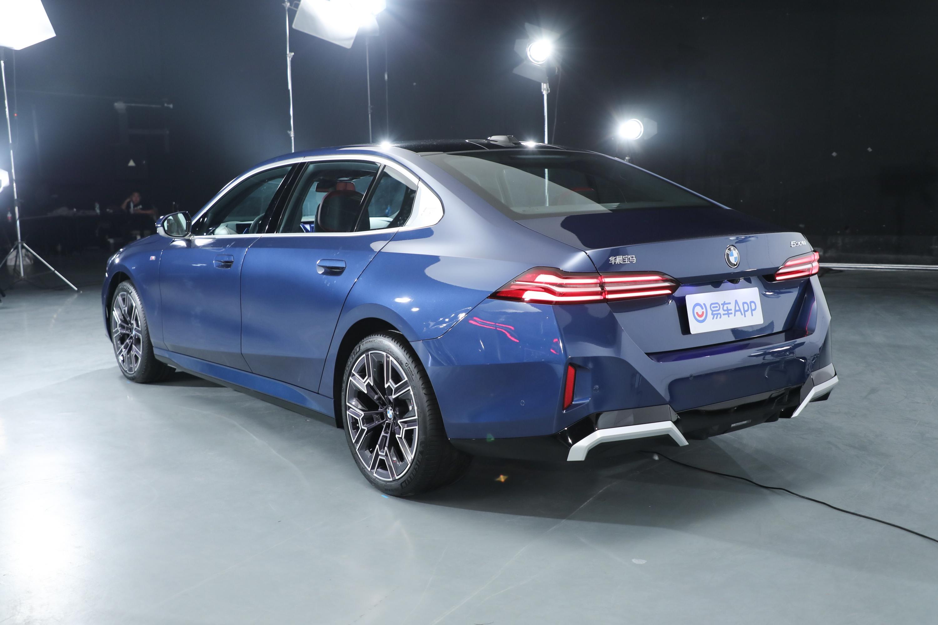 【宝马5系530Li 尊享型 M运动套装侧后45度车头向左水平图片-汽车图片大全】-易车