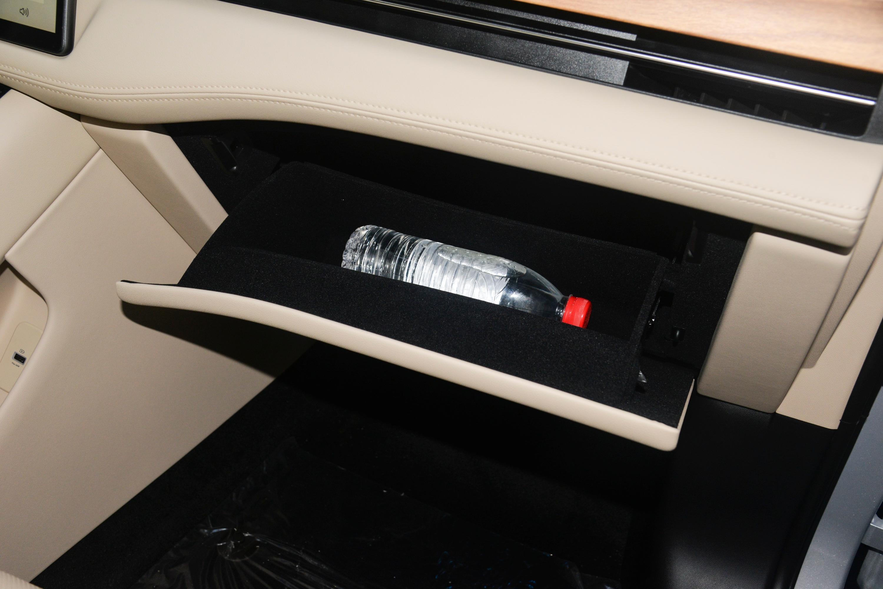 【问界M5增程版 235km 四驱标准版手套箱空间水瓶横置图片-汽车图片大全】-易车