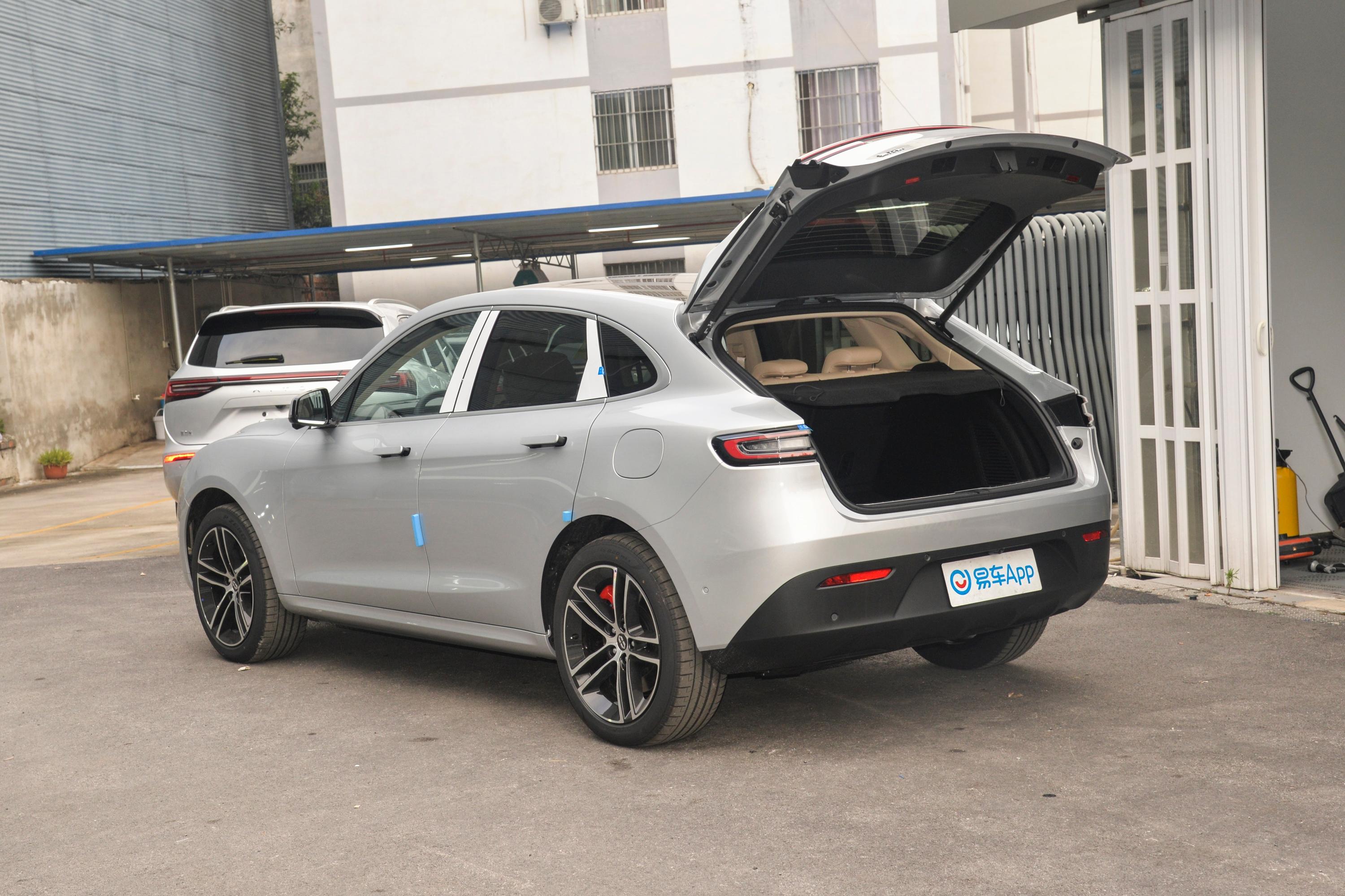 【问界M5增程版 235km 四驱标准版后备厢开启45度侧拍图片-汽车图片大全】-易车