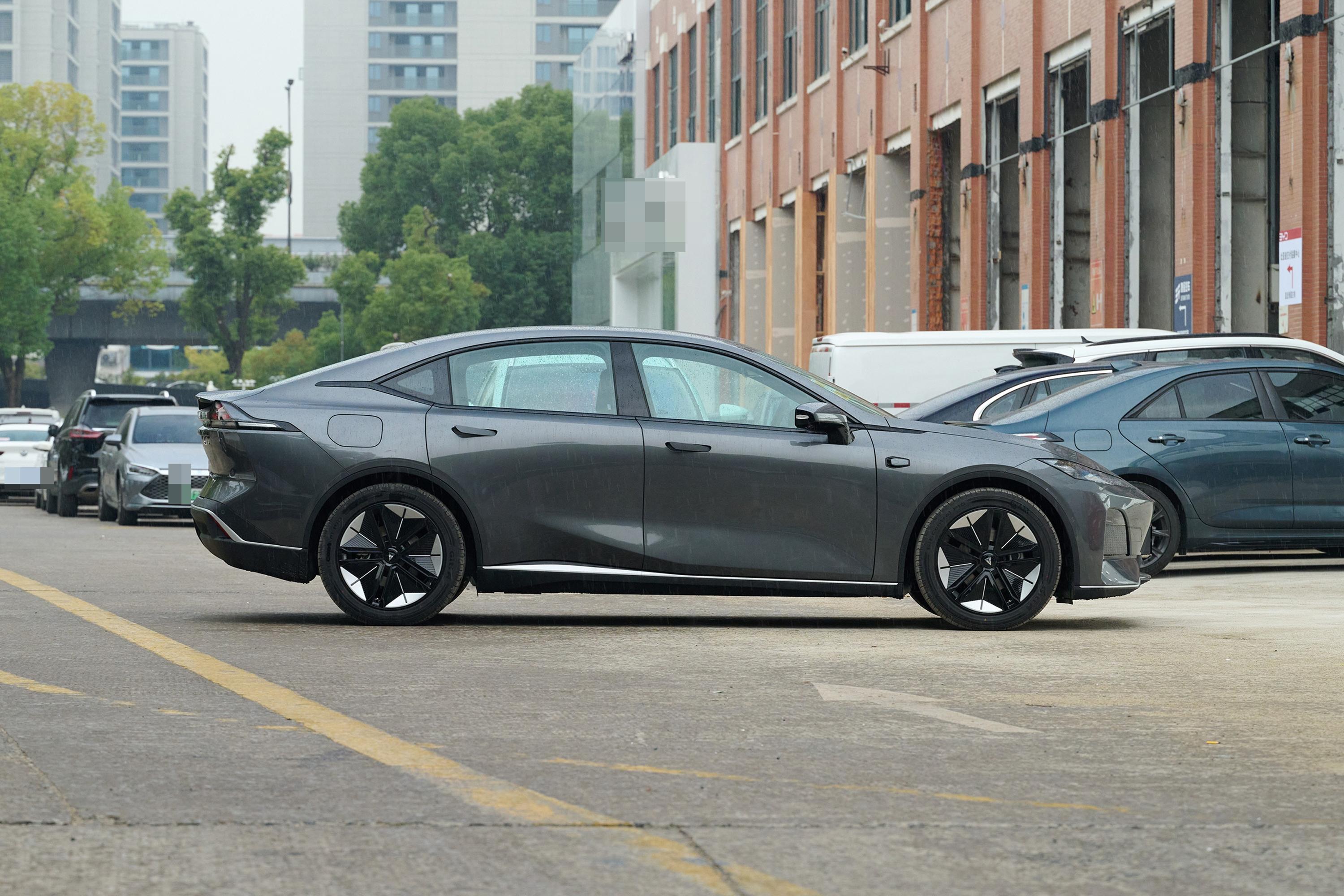 【深蓝SL03纯电版 SL03i 515km Max正侧车头向右水平图片-汽车图片大全】-易车