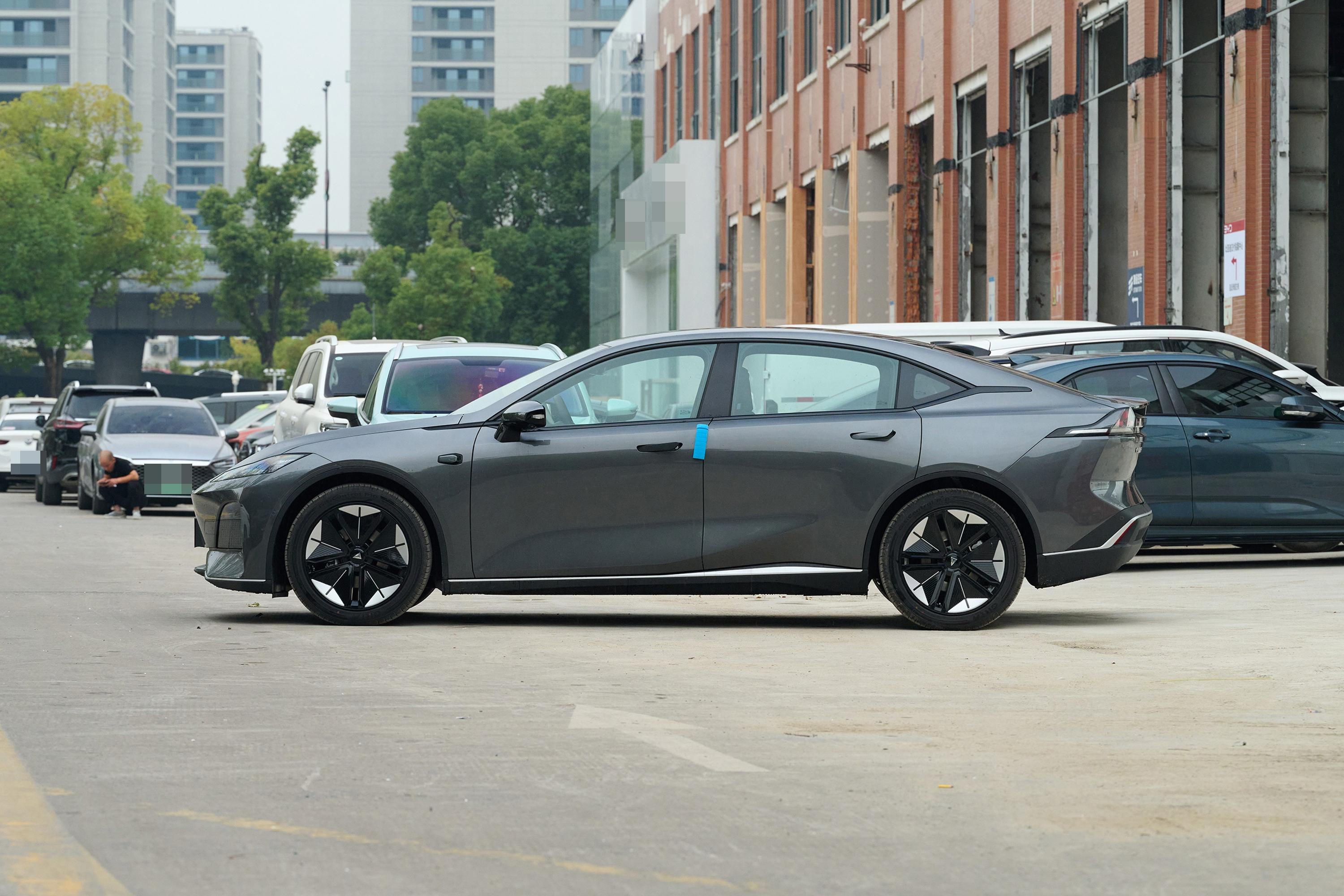 【深蓝SL03纯电版 SL03i 515km Max正侧车头向左水平图片-汽车图片大全】-易车