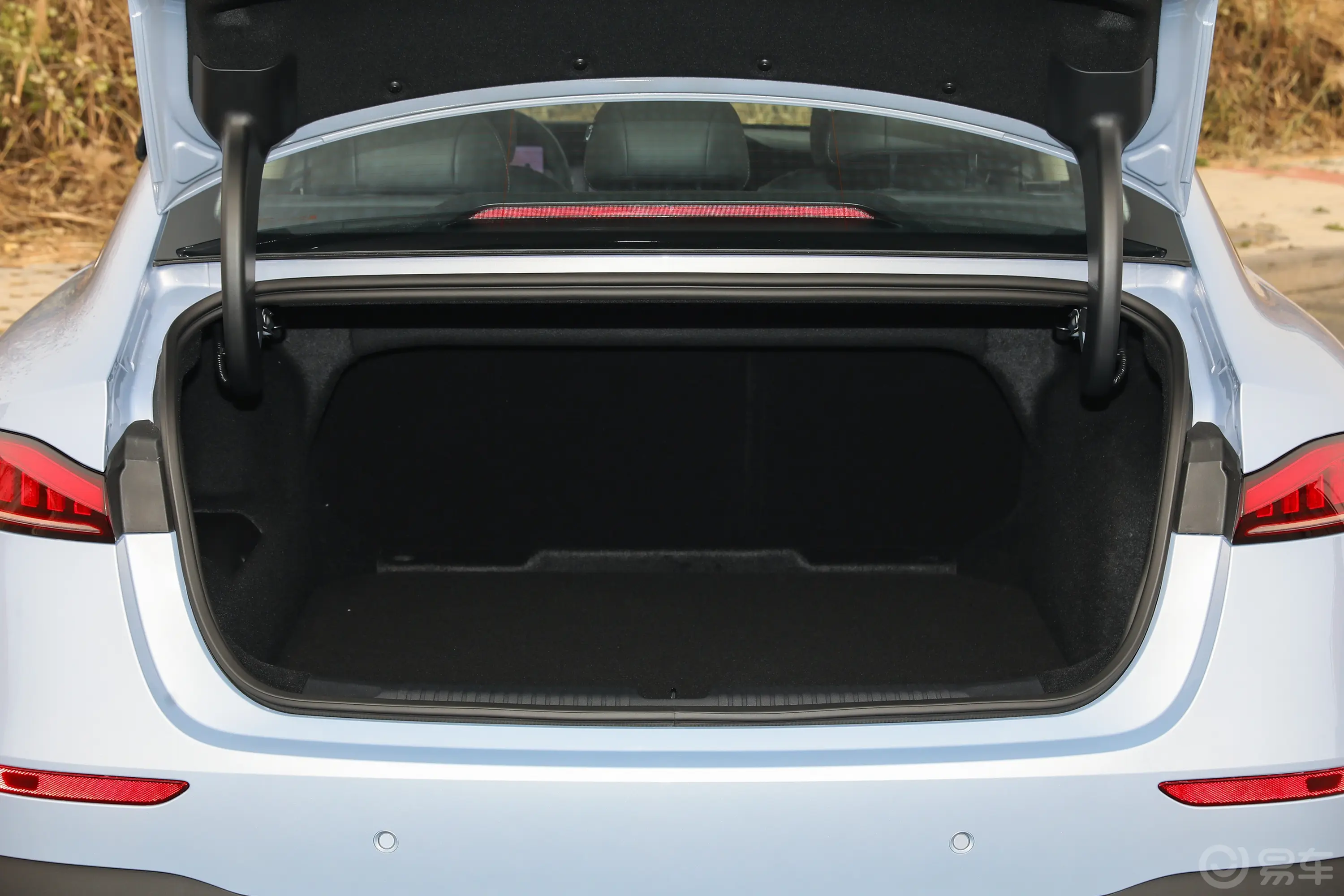 【荣威D7插电混动 1.5L 125km 超越版后备厢空间特写图片-汽车图片大全】-易车