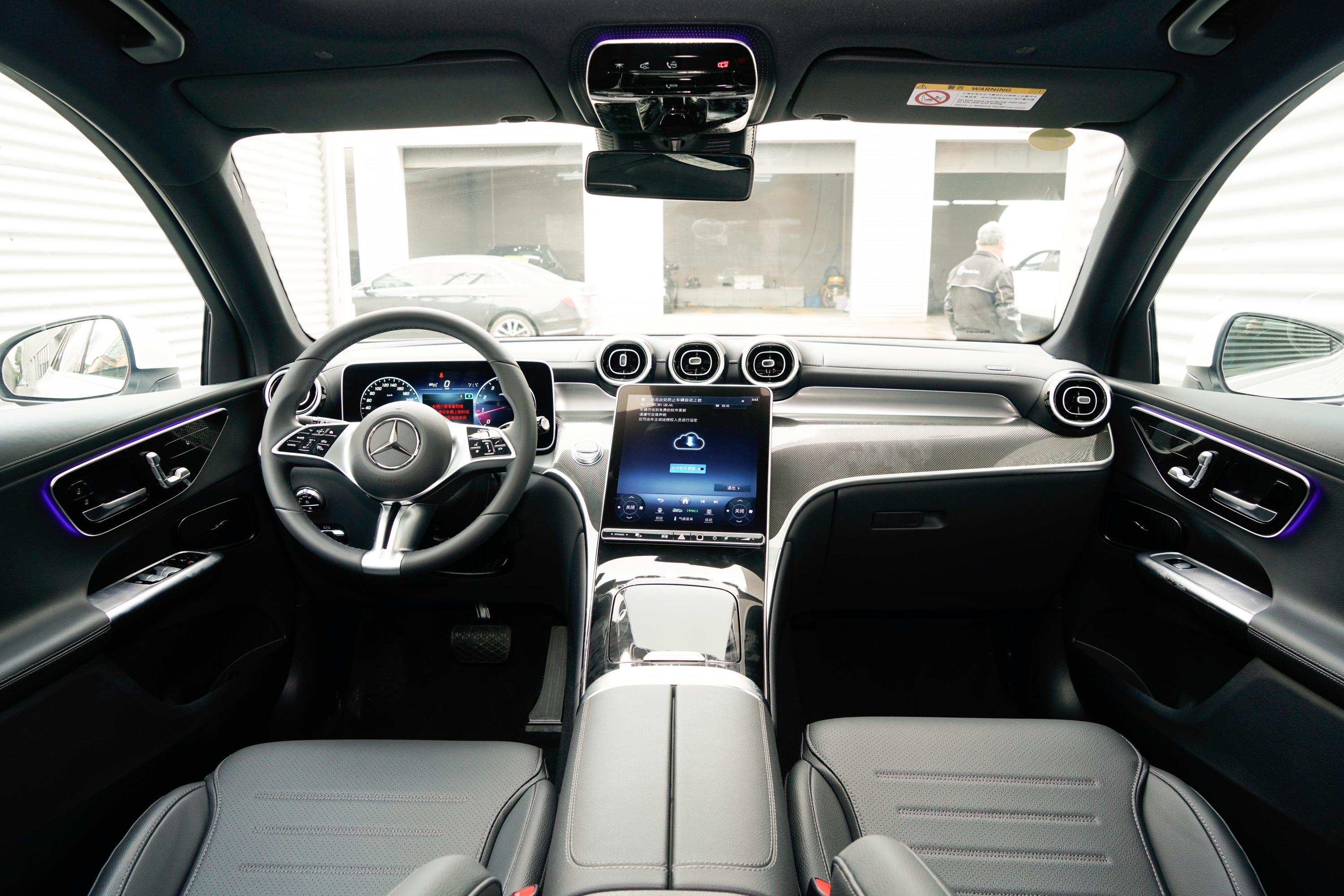 【奔驰GLC改款 GLC 260 L 4MATIC 动感型 5座内饰全景正拍图片-汽车图片大全】-易车