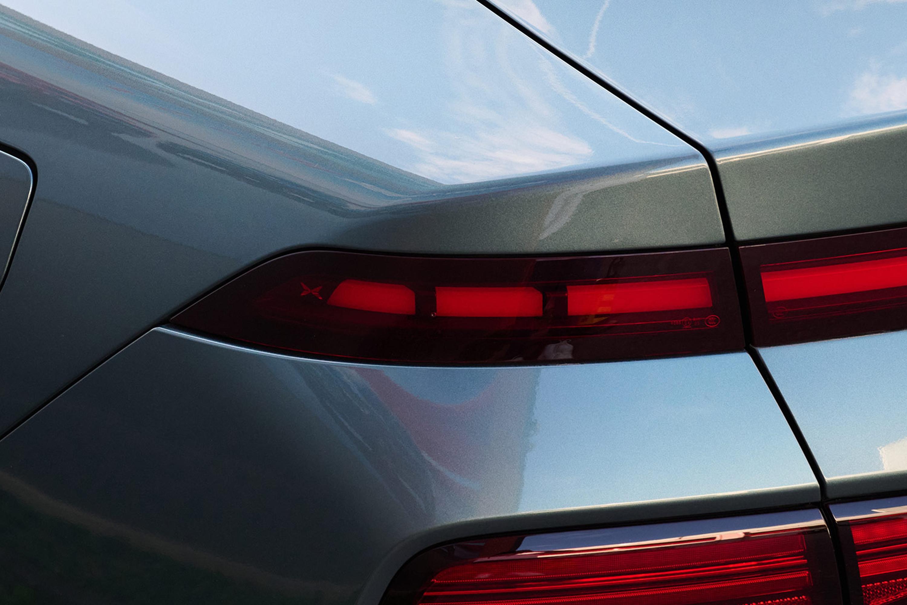 【小鹏P7P7i 550 后驱Max尾灯侧45度俯拍图片-汽车图片大全】-易车