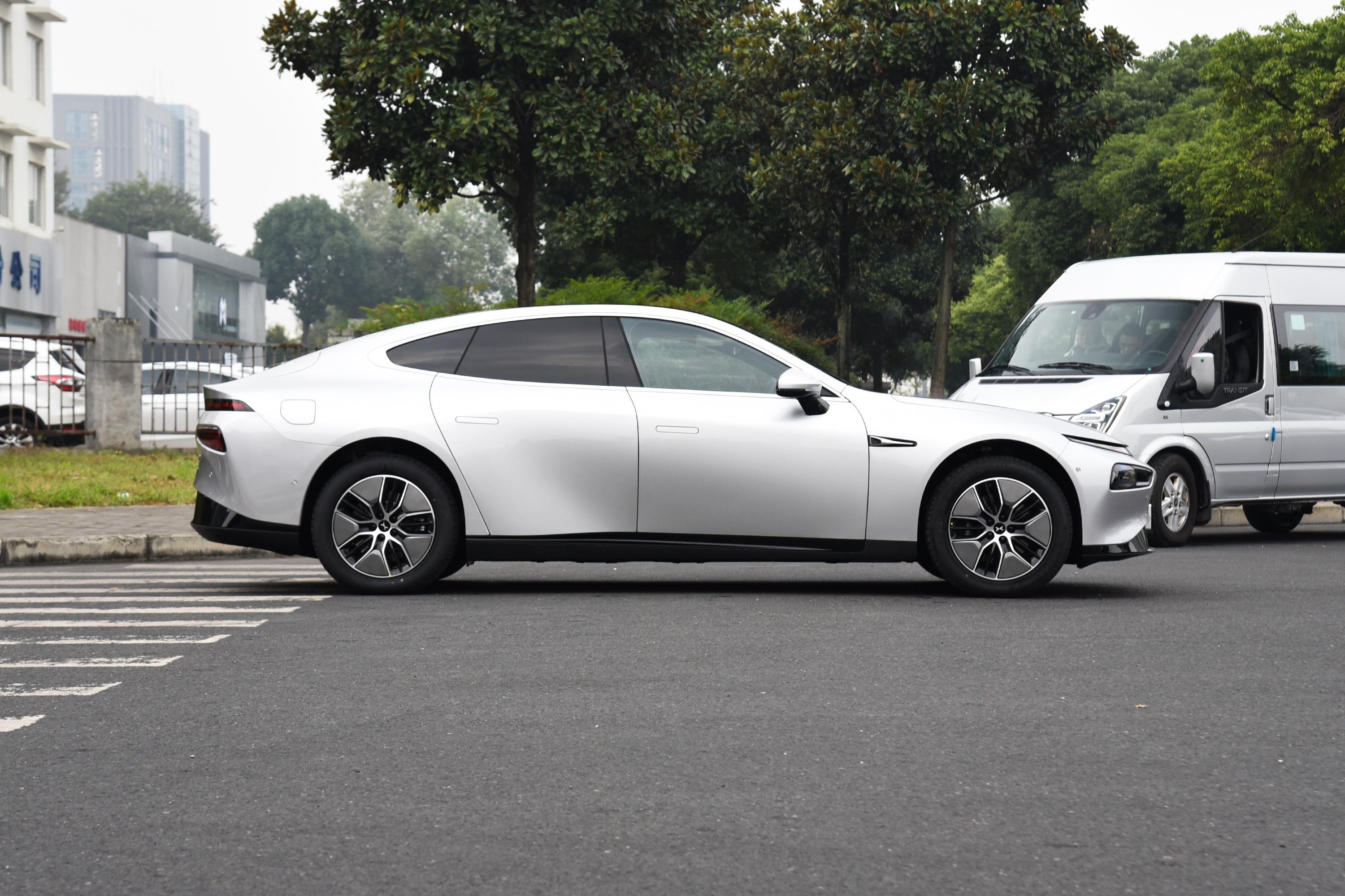 【小鹏P7P7i 550 后驱Pro正侧车头向右水平图片-汽车图片大全】-易车