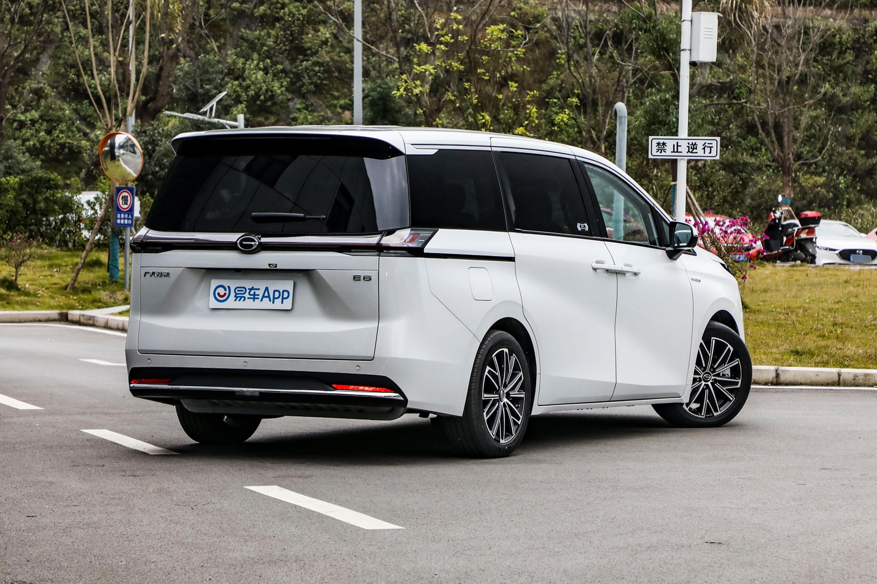 【传祺E8新能源2.0L 150km MAX侧后45度车头向右水平图片-汽车图片大全】-易车