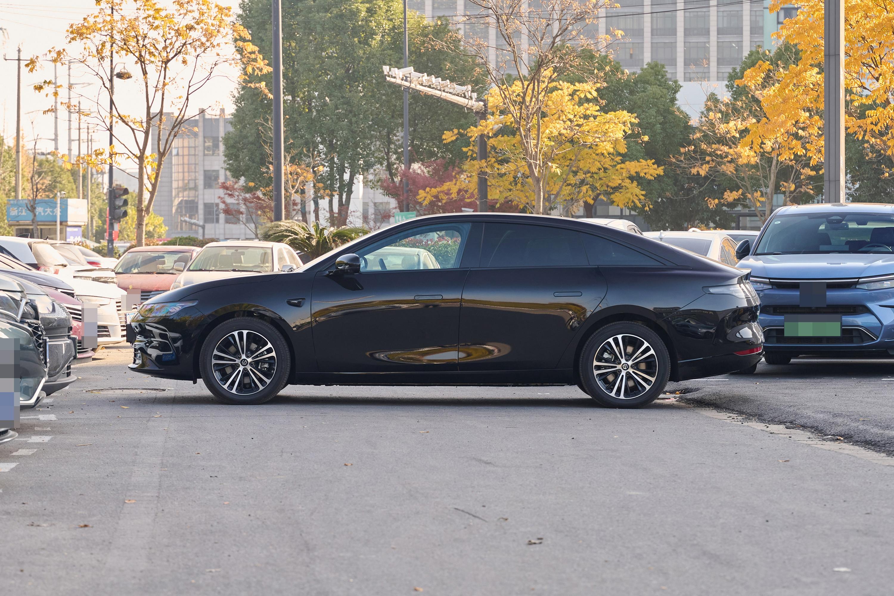 【零跑C01525km 525后驱智行版正侧车头向左水平图片-汽车图片大全】-易车