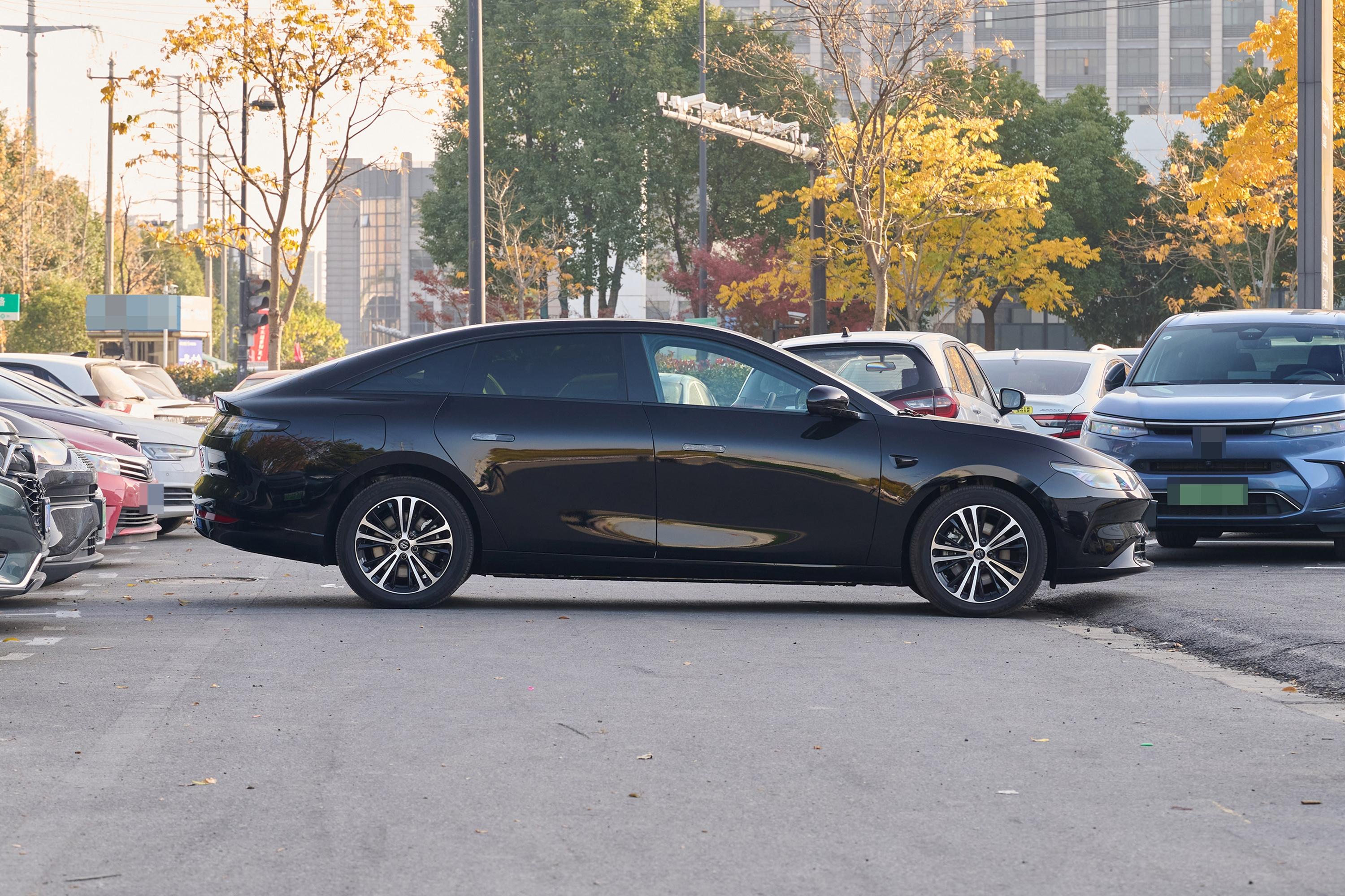 【零跑C01525km 525后驱智行版正侧车头向右水平图片-汽车图片大全】-易车