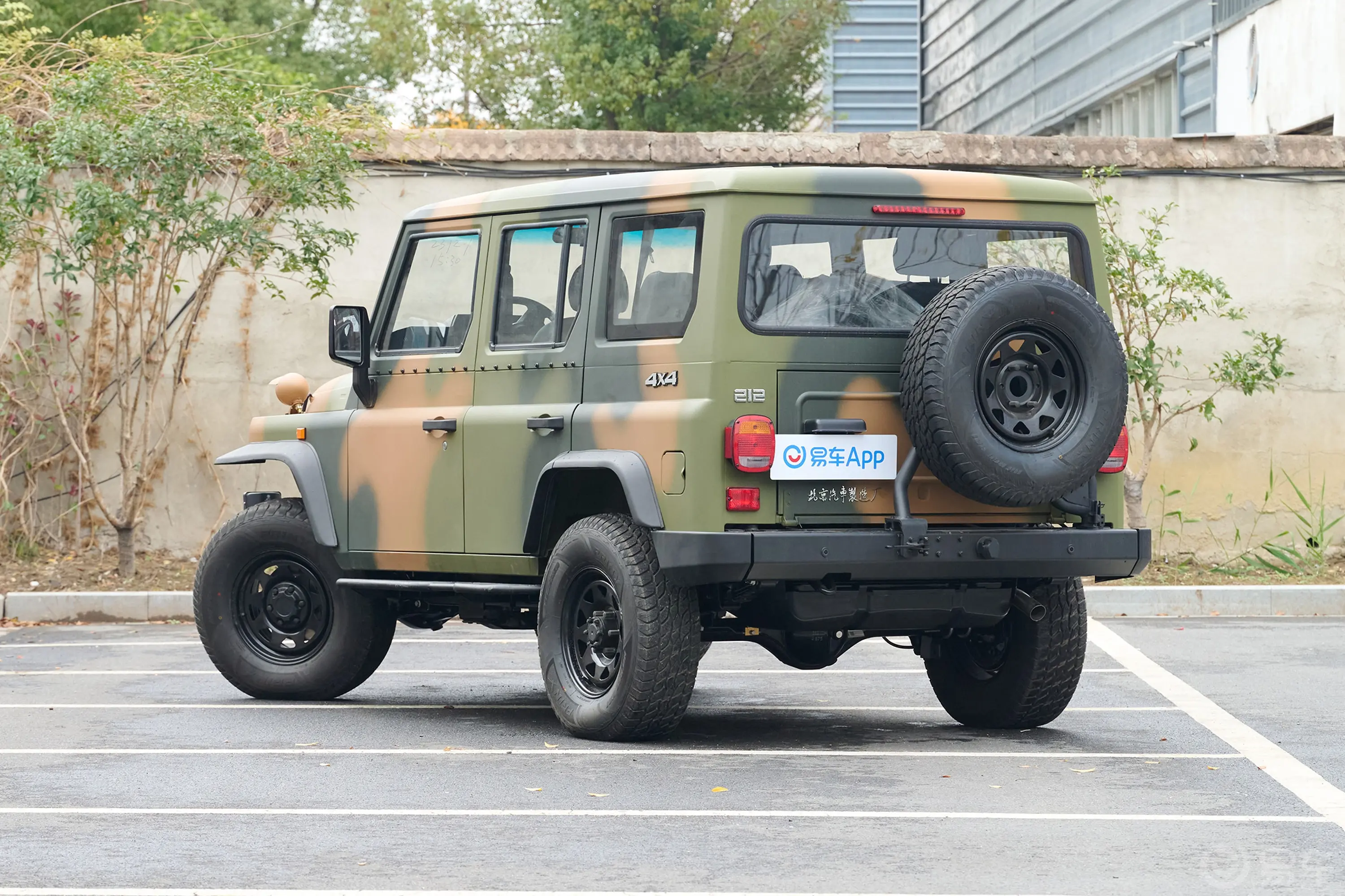 【212经典2.4T 狙击手加强版侧后45度车头向左水平图片-汽车图片大全】-易车