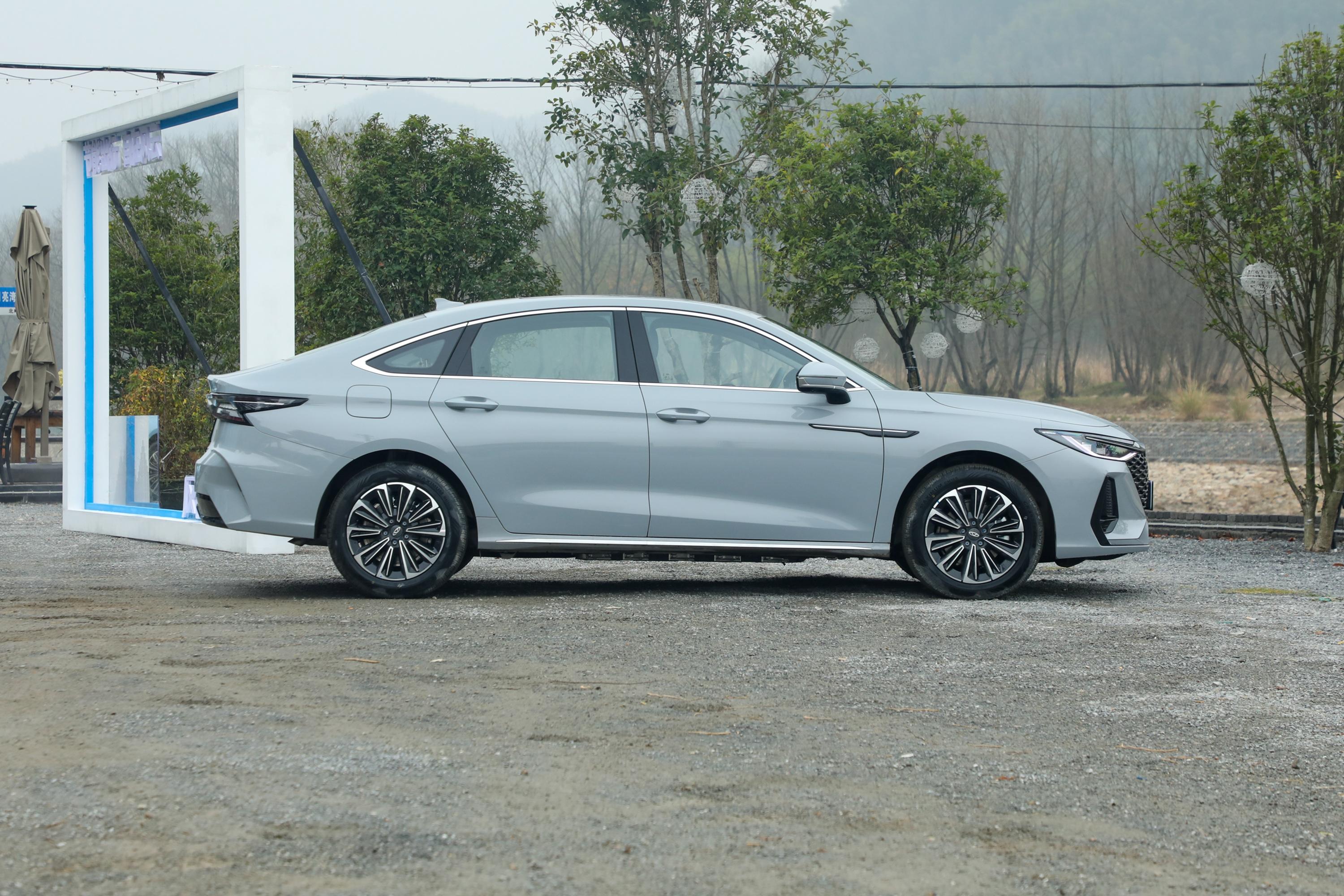 【风云A81.5T 127km 驭风版正侧车头向右水平图片-汽车图片大全】-易车