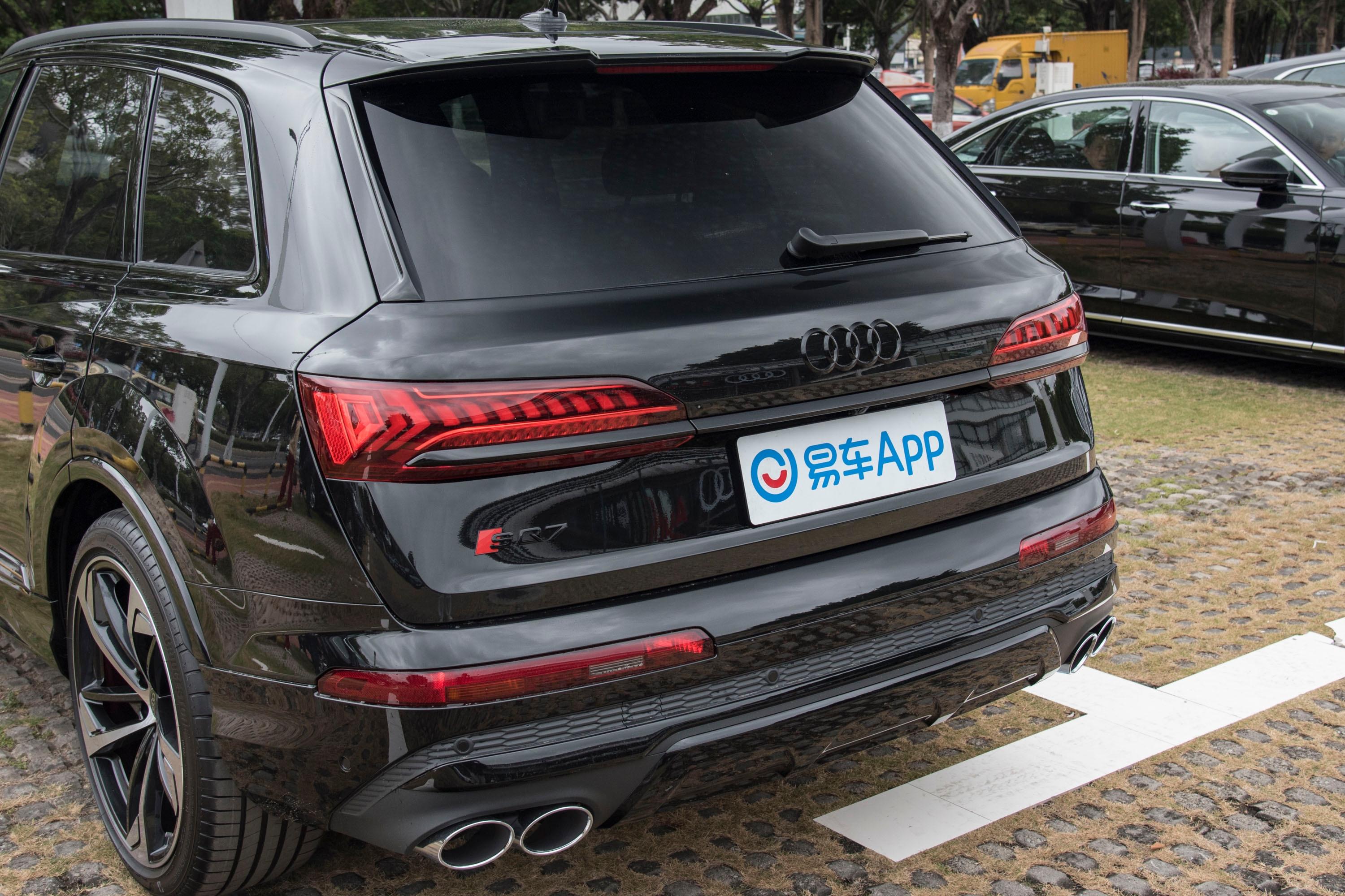 【奥迪SQ74.0T 暗夜骑士版车尾特写图片-汽车图片大全】-易车