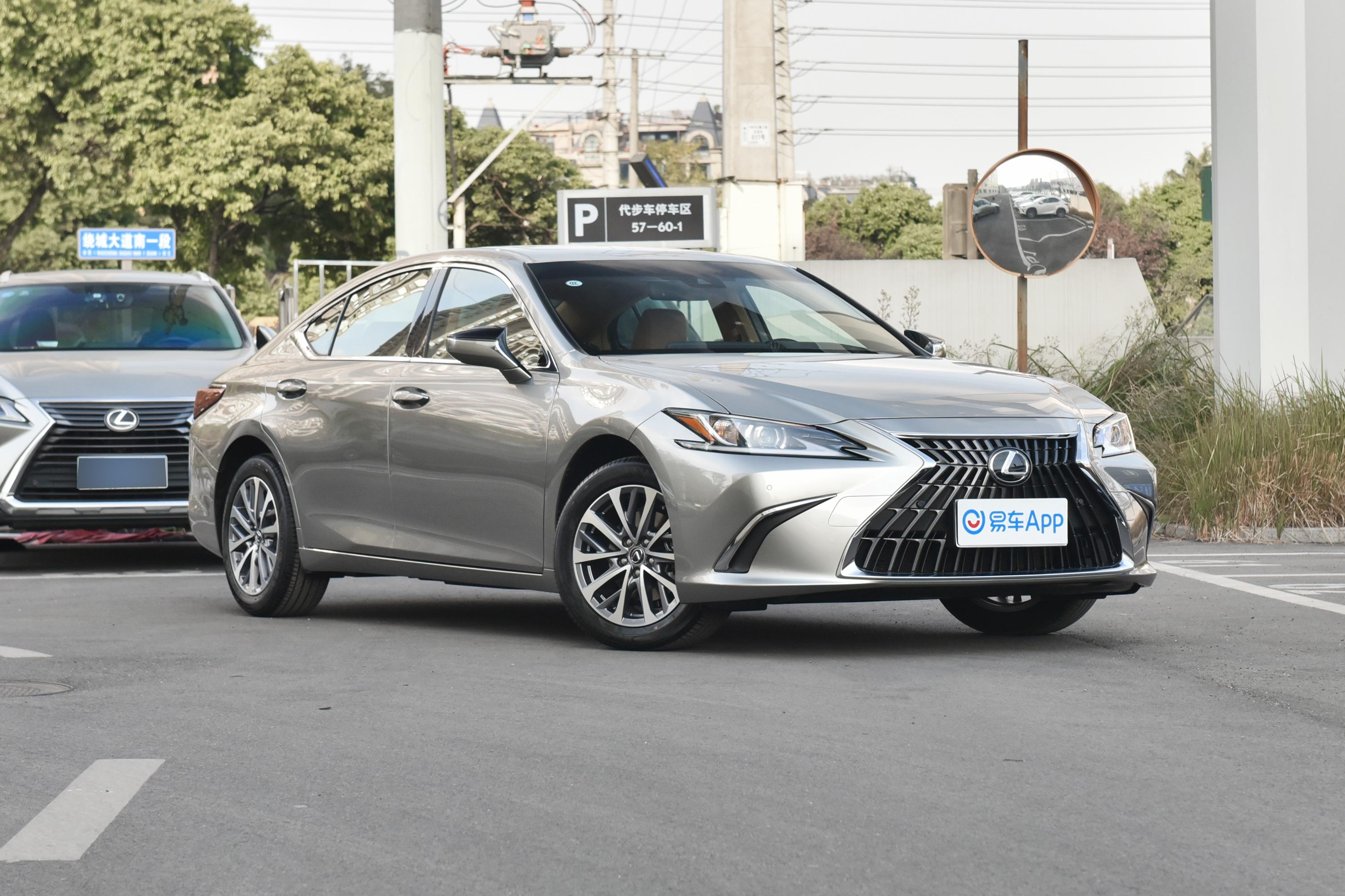 【雷克萨斯ES200 豪华版侧前45度车头向右水平图片-汽车图片大全】-易车