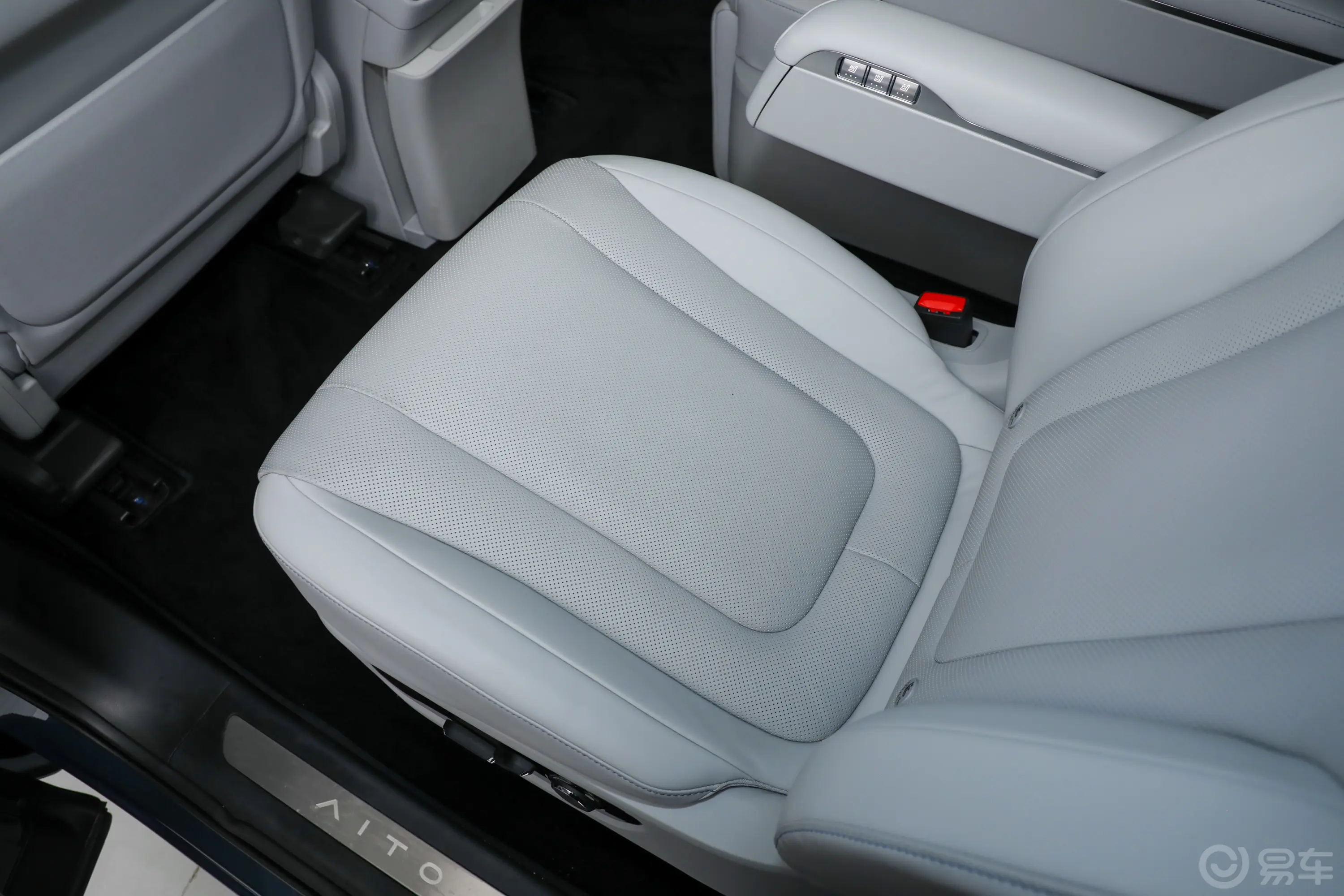 【问界M9纯电版 630km Ultra 6座后排空间图片-汽车图片大全】-易车