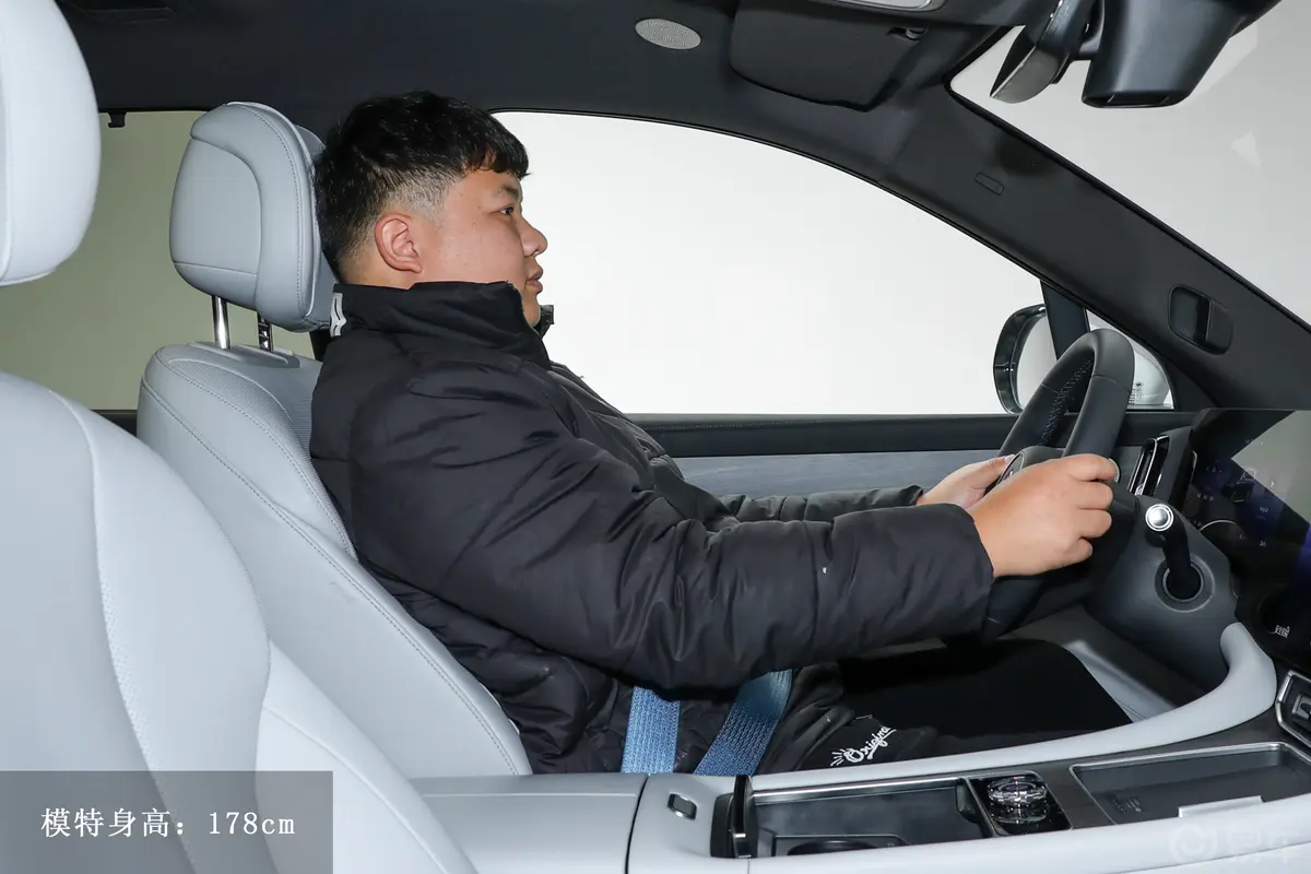 【问界M9纯电版 630km Ultra 6座前排空间体验图片-汽车图片大全】-易车