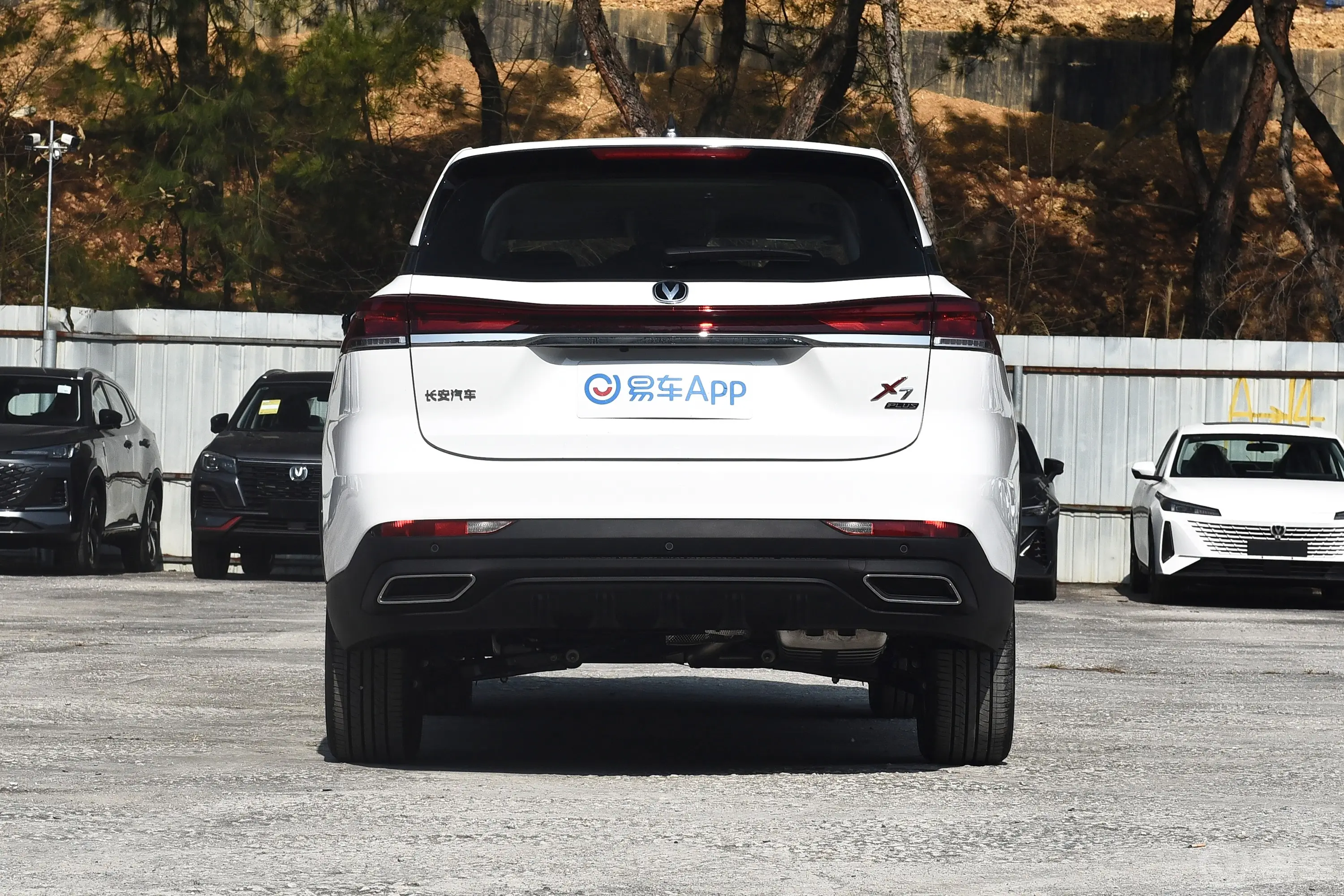 【长安X7 PLUS1.5T 手动尊尚型 7座正后水平图片-汽车图片大全】-易车