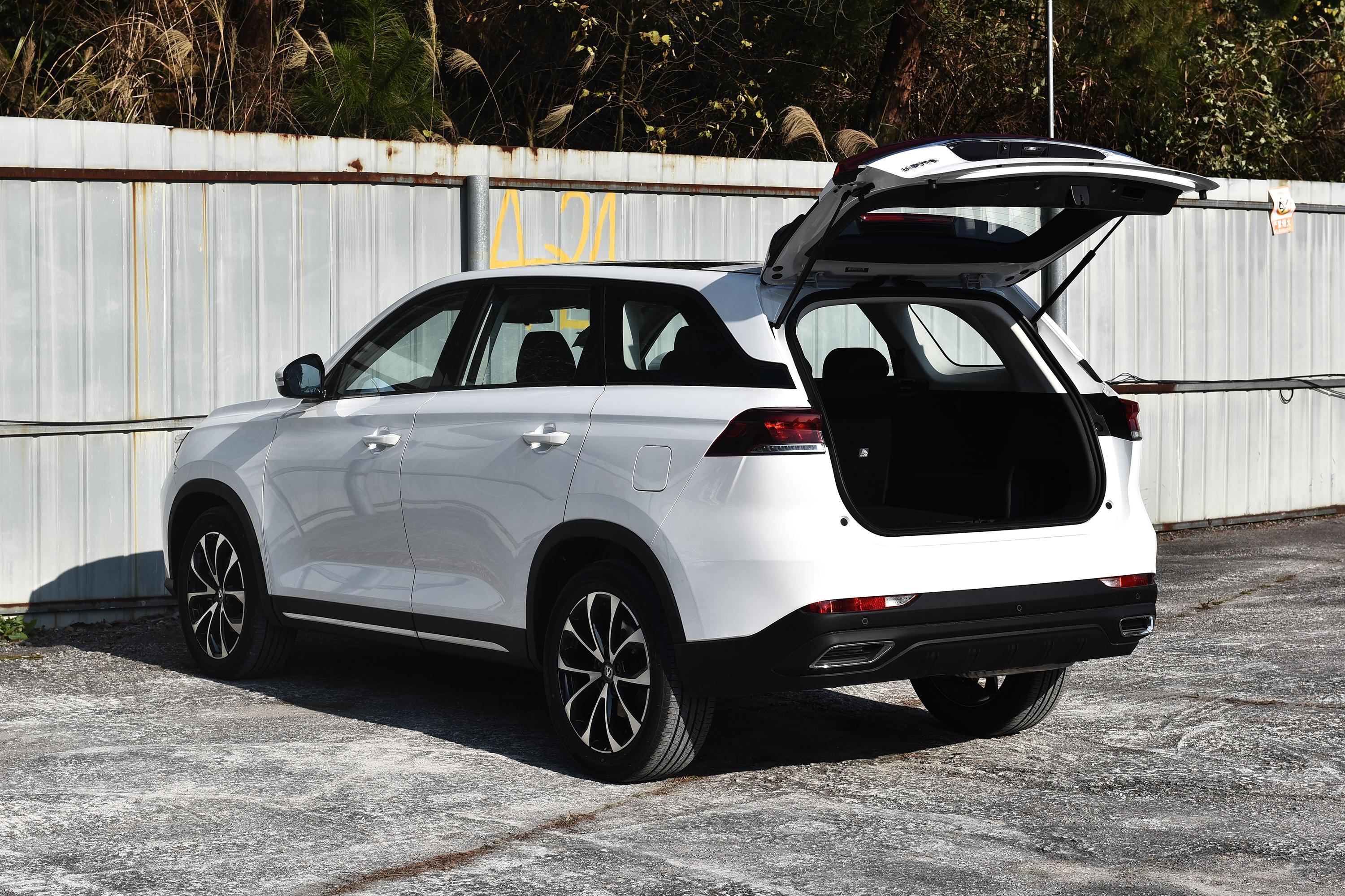 【长安X7 PLUS1.5T 手动舒享型 5座后备厢开启45度侧拍图片-汽车图片大全】-易车