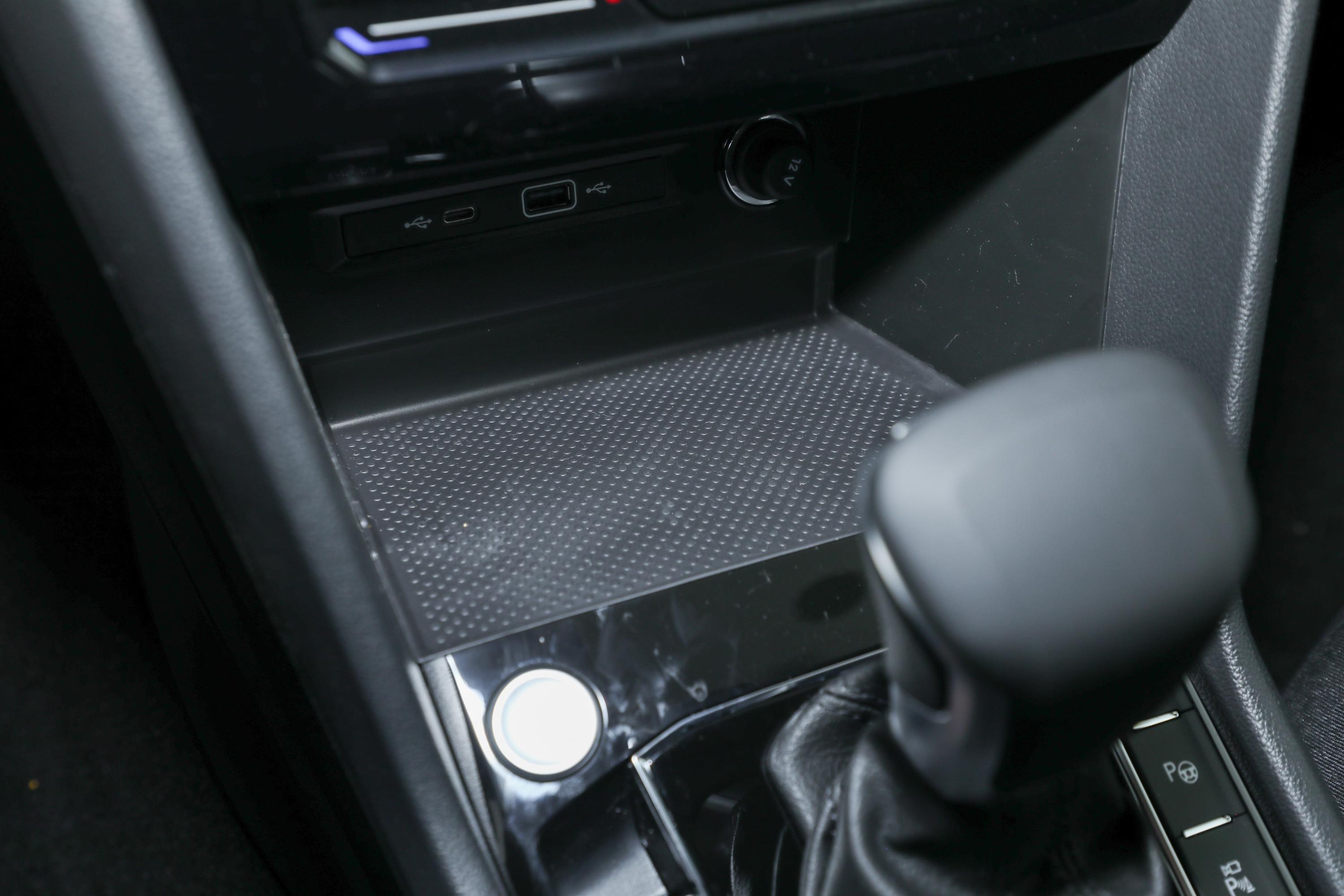 【途观L330TSI 两驱R-Line越享版 5座无线充电区图片-汽车图片大全】-易车