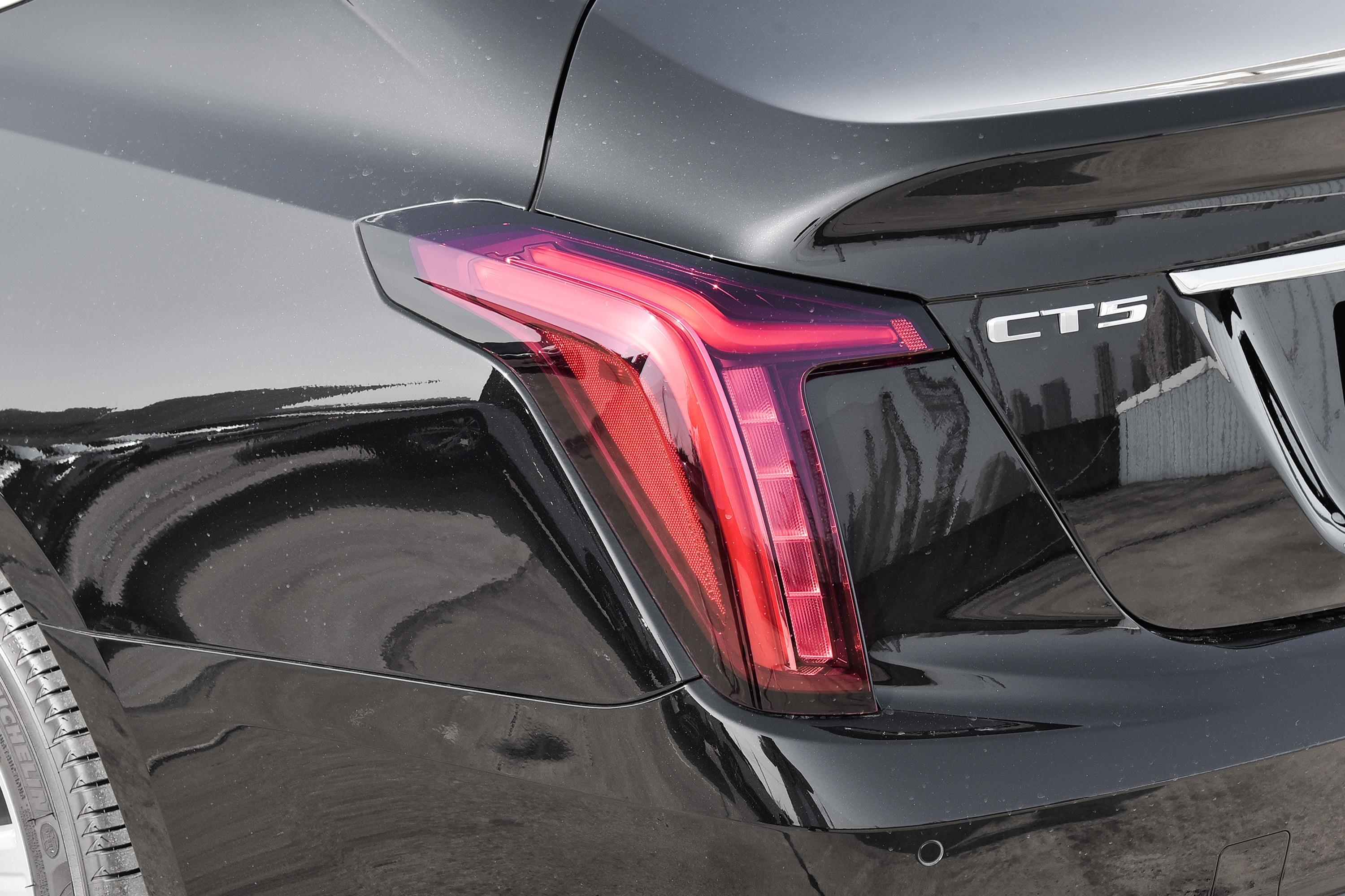 【凯迪拉克CT528T 豪华型Pro尾灯侧45度俯拍图片-汽车图片大全】-易车