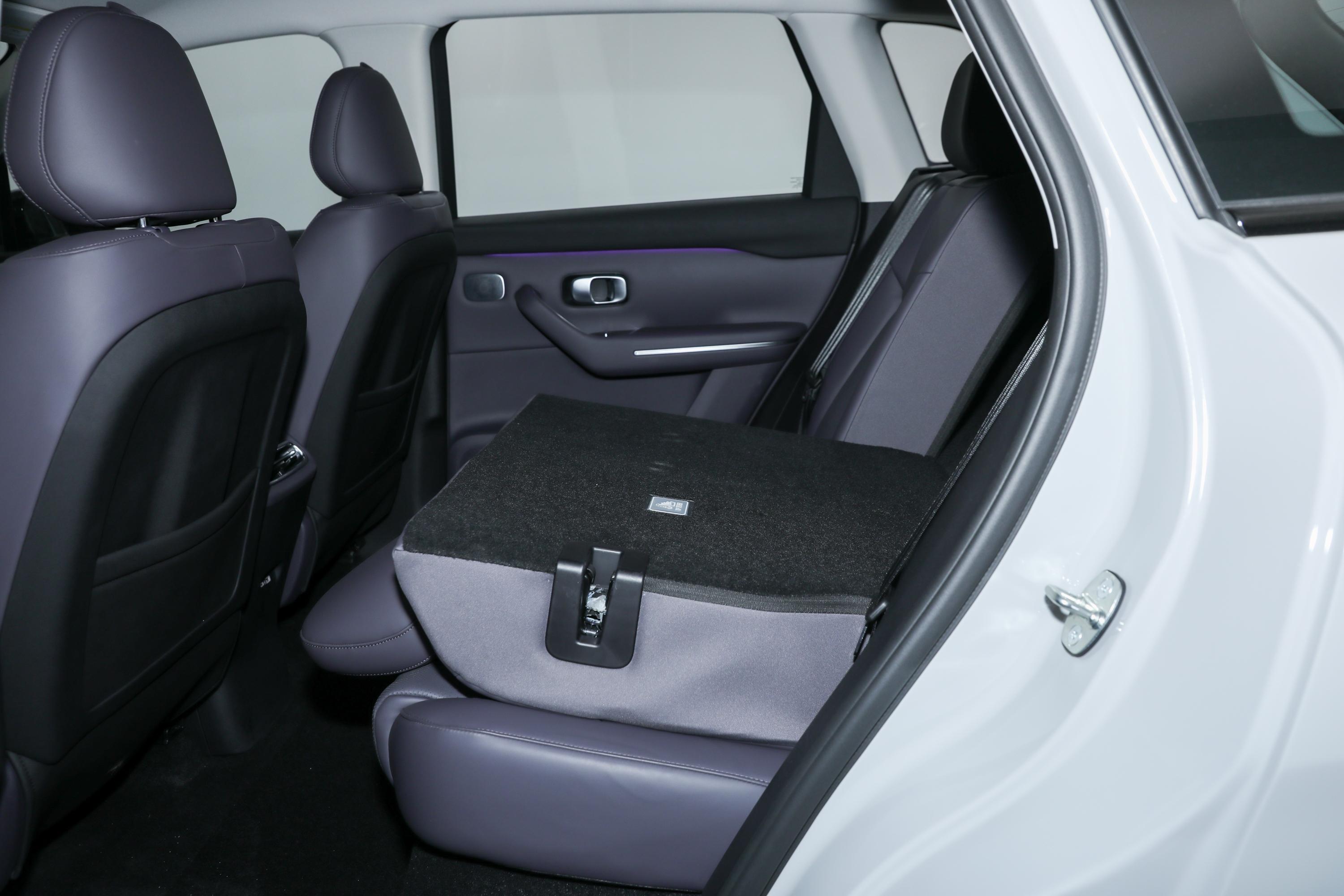 【零跑C10纯电版 530km 530激光雷达版后排功能图片-汽车图片大全】-易车