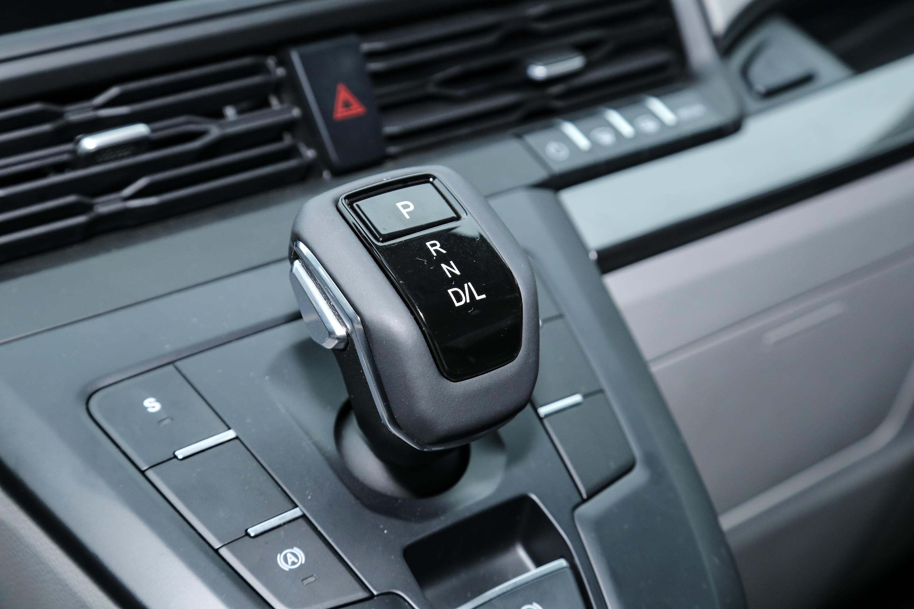 【全顺T82.3T 自动短轴中顶多功能版 6座(3+3)换挡装置图片-汽车图片大全】-易车