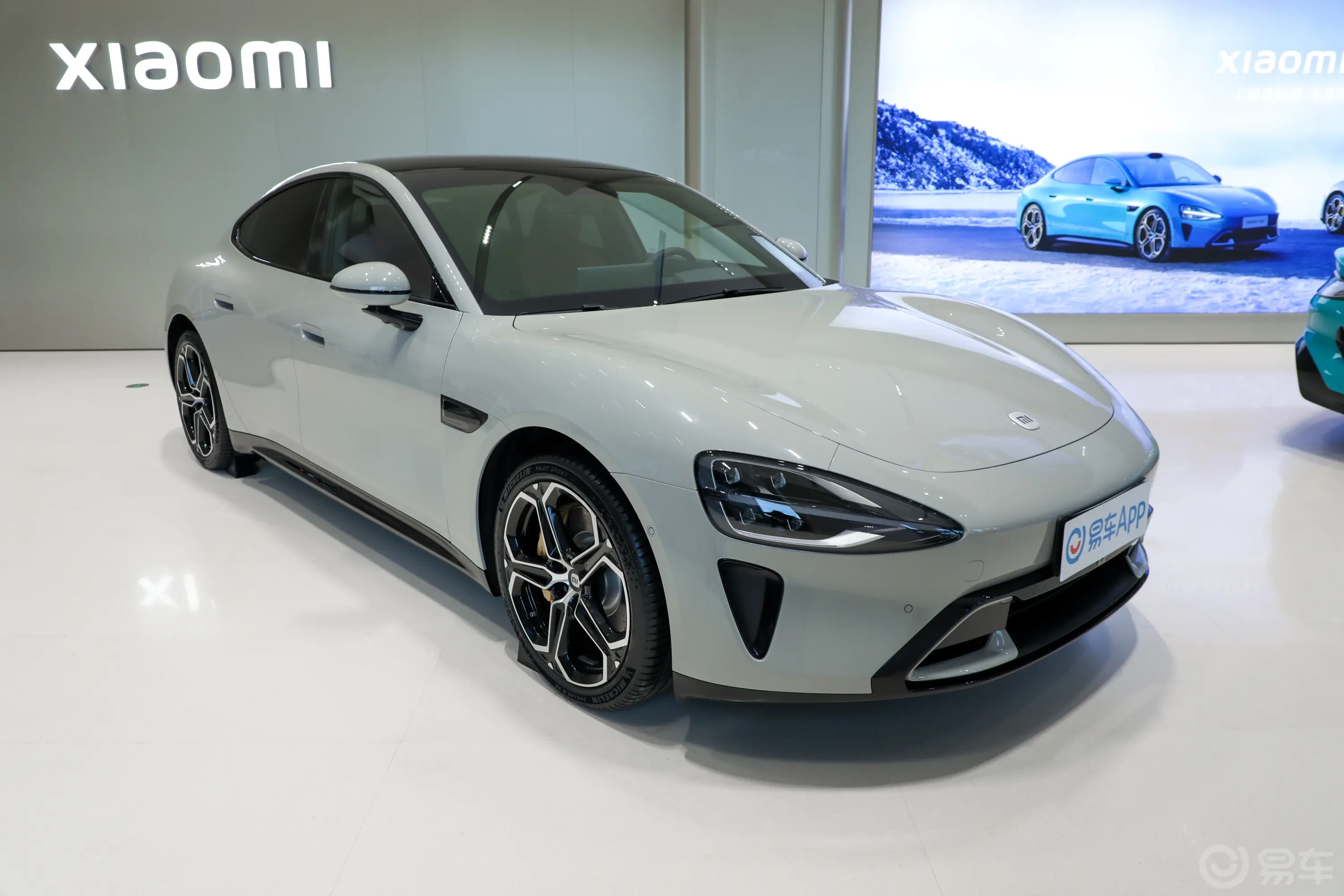 【小米SU7700km 后驱标准长续航版侧前45度车头向右水平图片-汽车图片大全】-易车