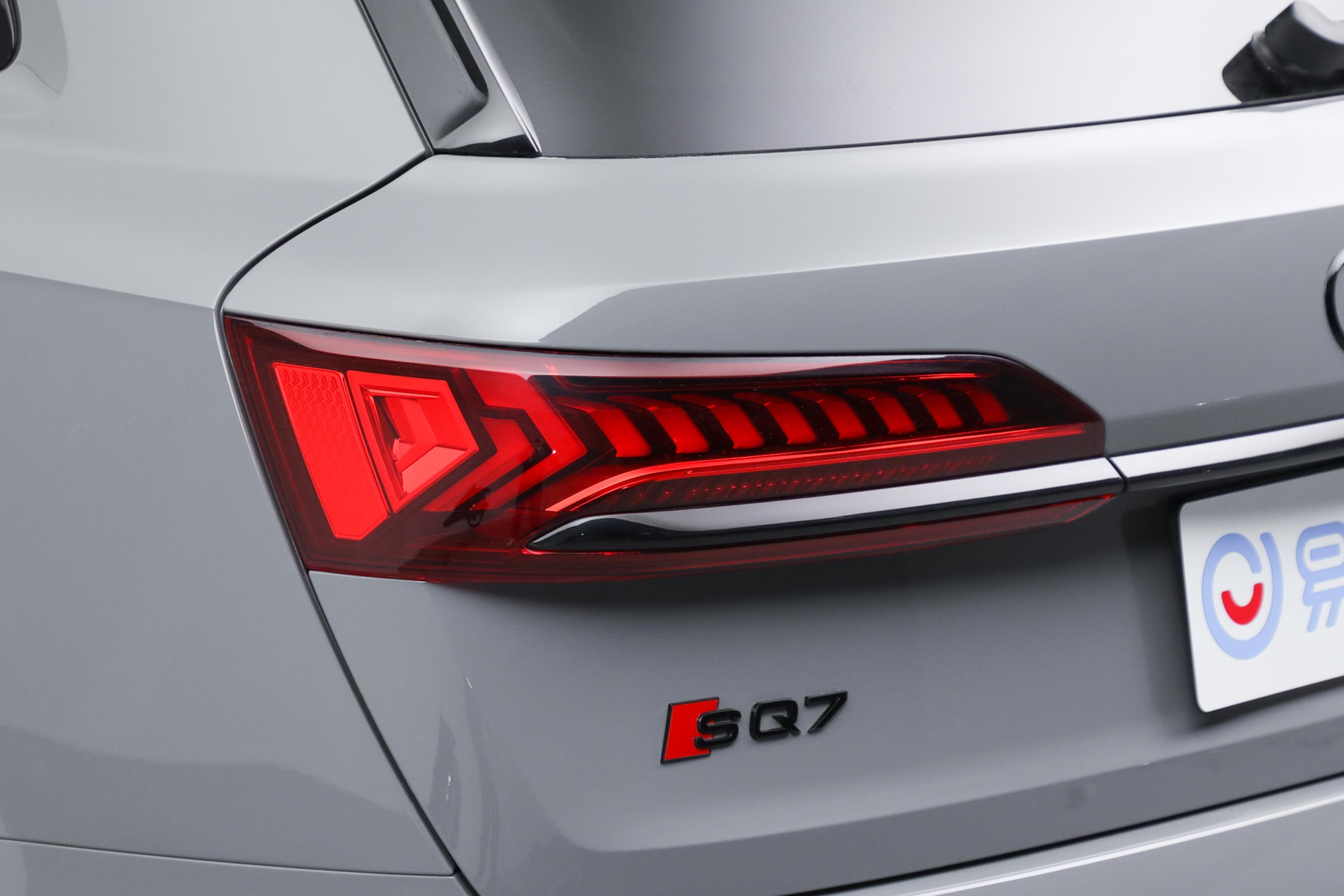 【奥迪SQ74.0T 暗夜骑士版尾灯侧45度俯拍图片-汽车图片大全】-易车