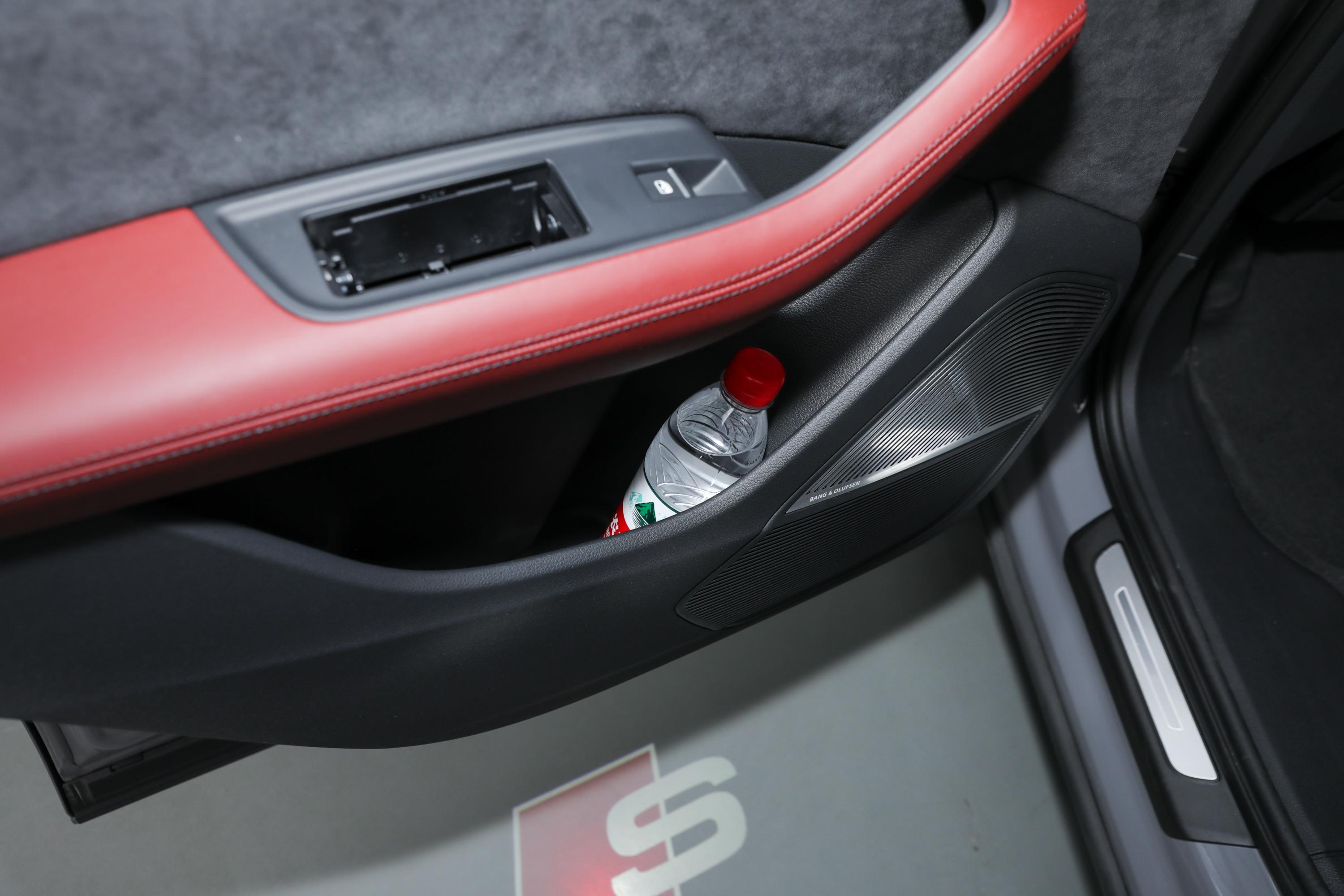 【奥迪SQ74.0T 暗夜骑士版后排功能图片-汽车图片大全】-易车