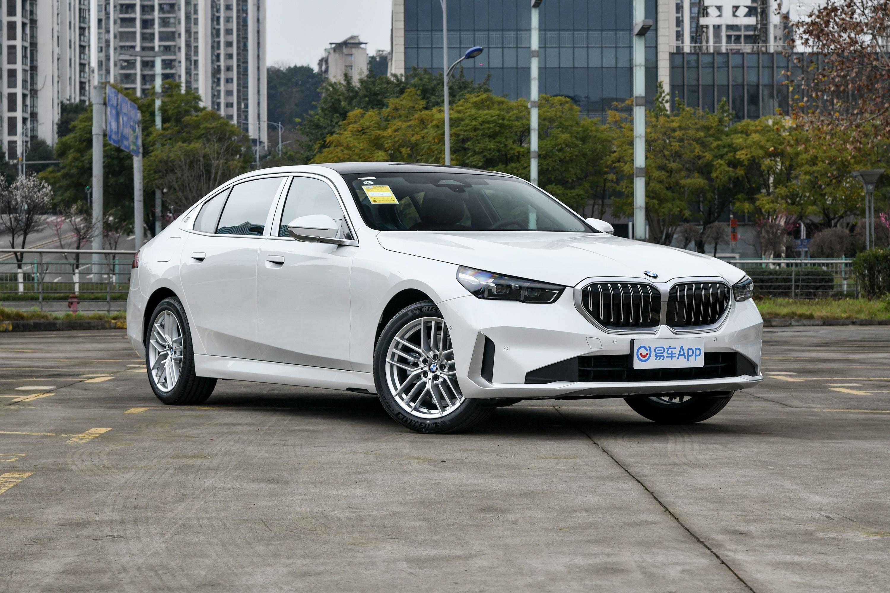 【宝马5系525Li 豪华套装侧前45度车头向右水平图片-汽车图片大全】-易车