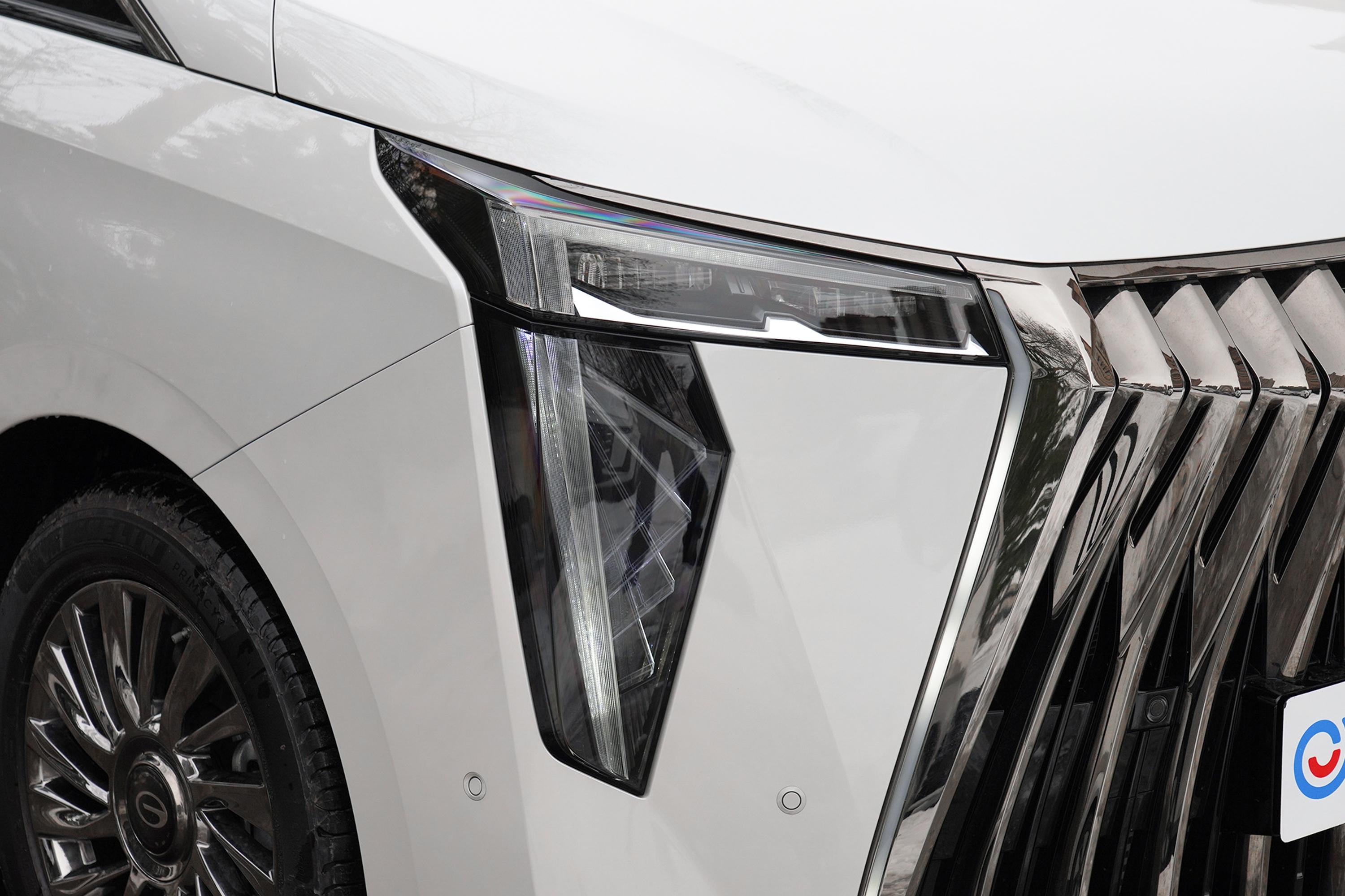 【传祺M8宗师系列 400T 先锋版 7座大灯侧45度俯拍图片-汽车图片大全】-易车