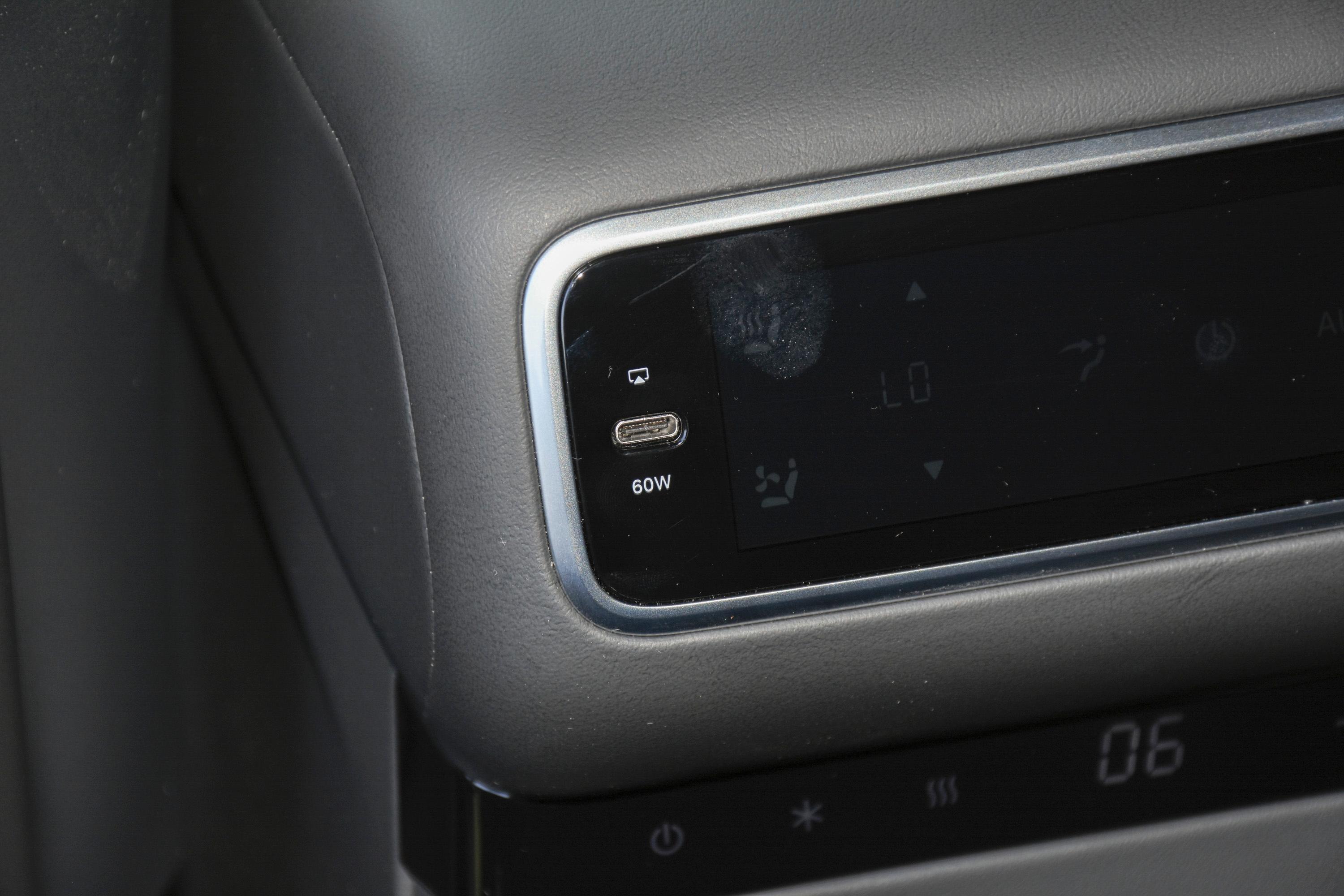 【理想L8L8 Ultra后排(第二排)充电口图片-汽车图片大全】-易车