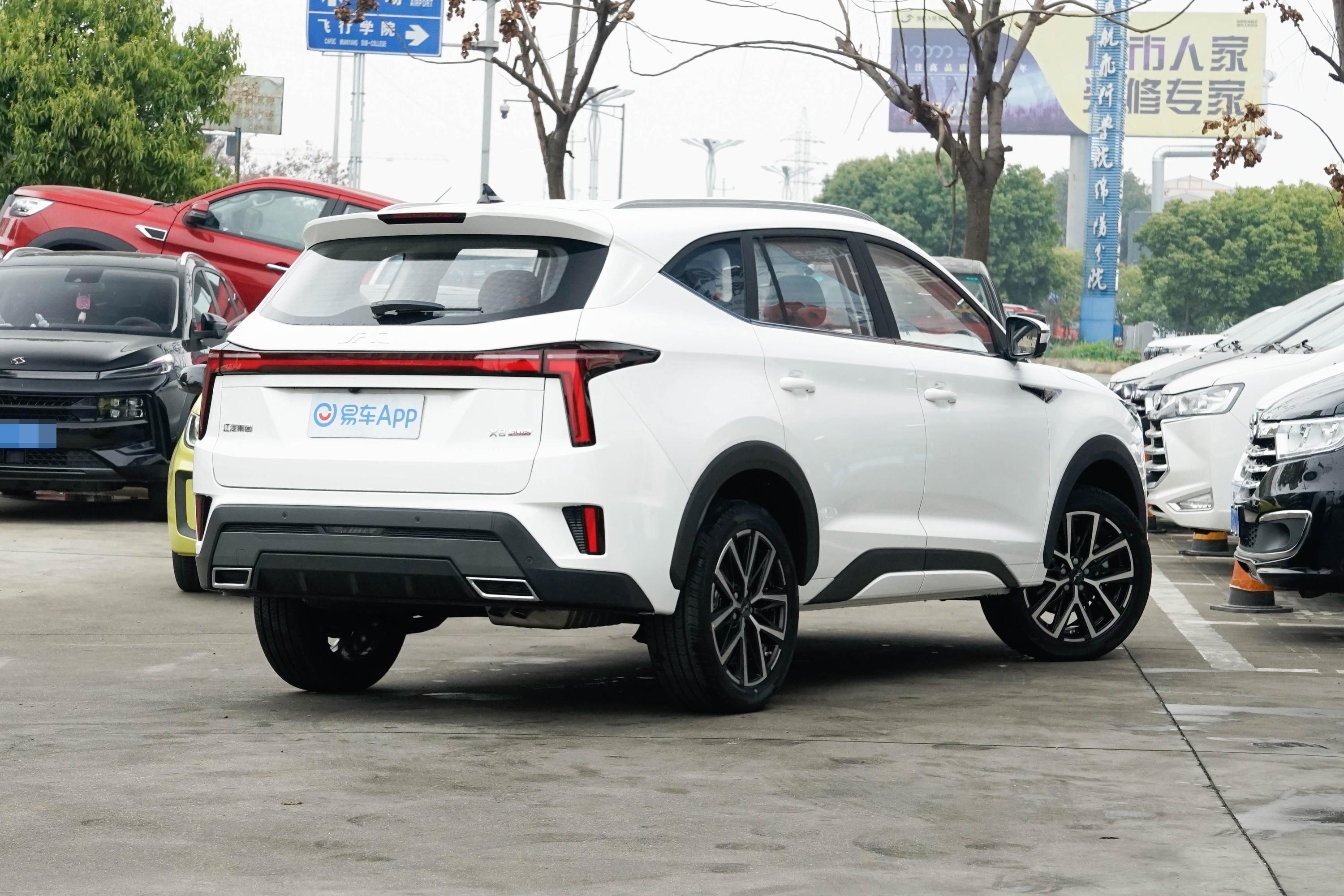 【江淮X8 PLUS1.5T 双离合智享版 5座侧后45度车头向右水平图片-汽车图片大全】-易车