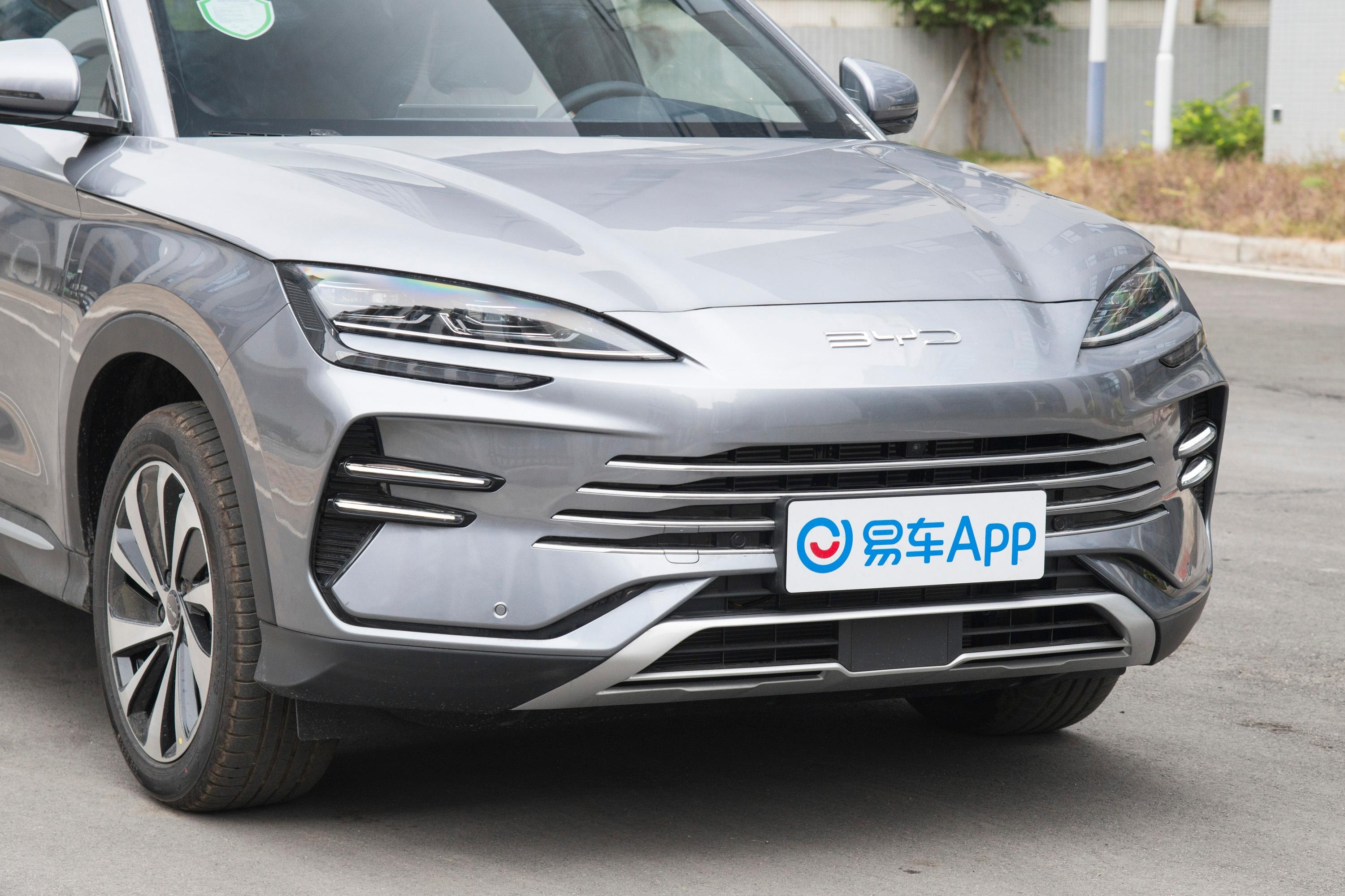 【宋PLUS新能源DM-i 荣耀版 1.5L 110km 旗舰PLUS前格栅侧俯拍图片-汽车图片大全】-易车