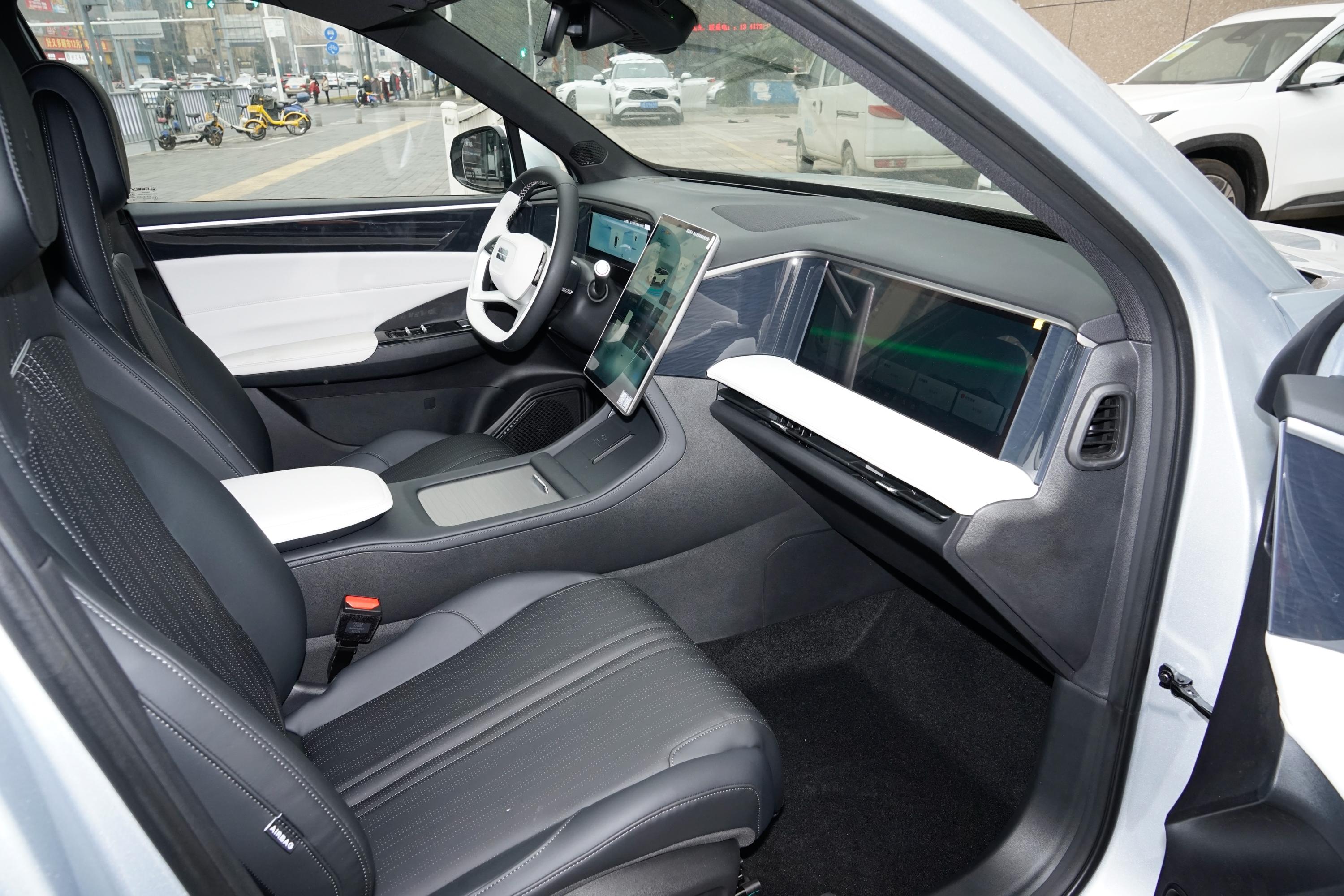 【银河L7龙腾版 1.5T 115km MAX内饰全景副驾驶员方向图片-汽车图片大全】-易车