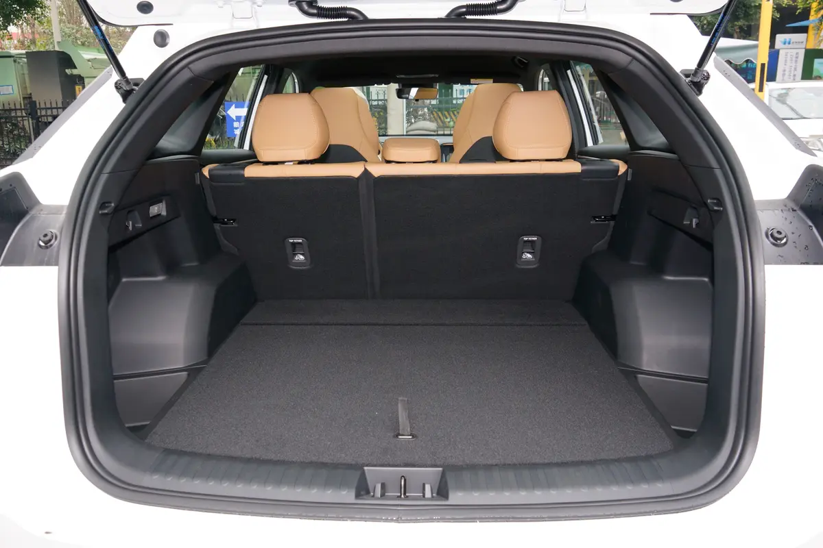 【银河L7龙腾版 1.5T 115km PLUS后备厢空间特写图片-汽车图片大全】-易车