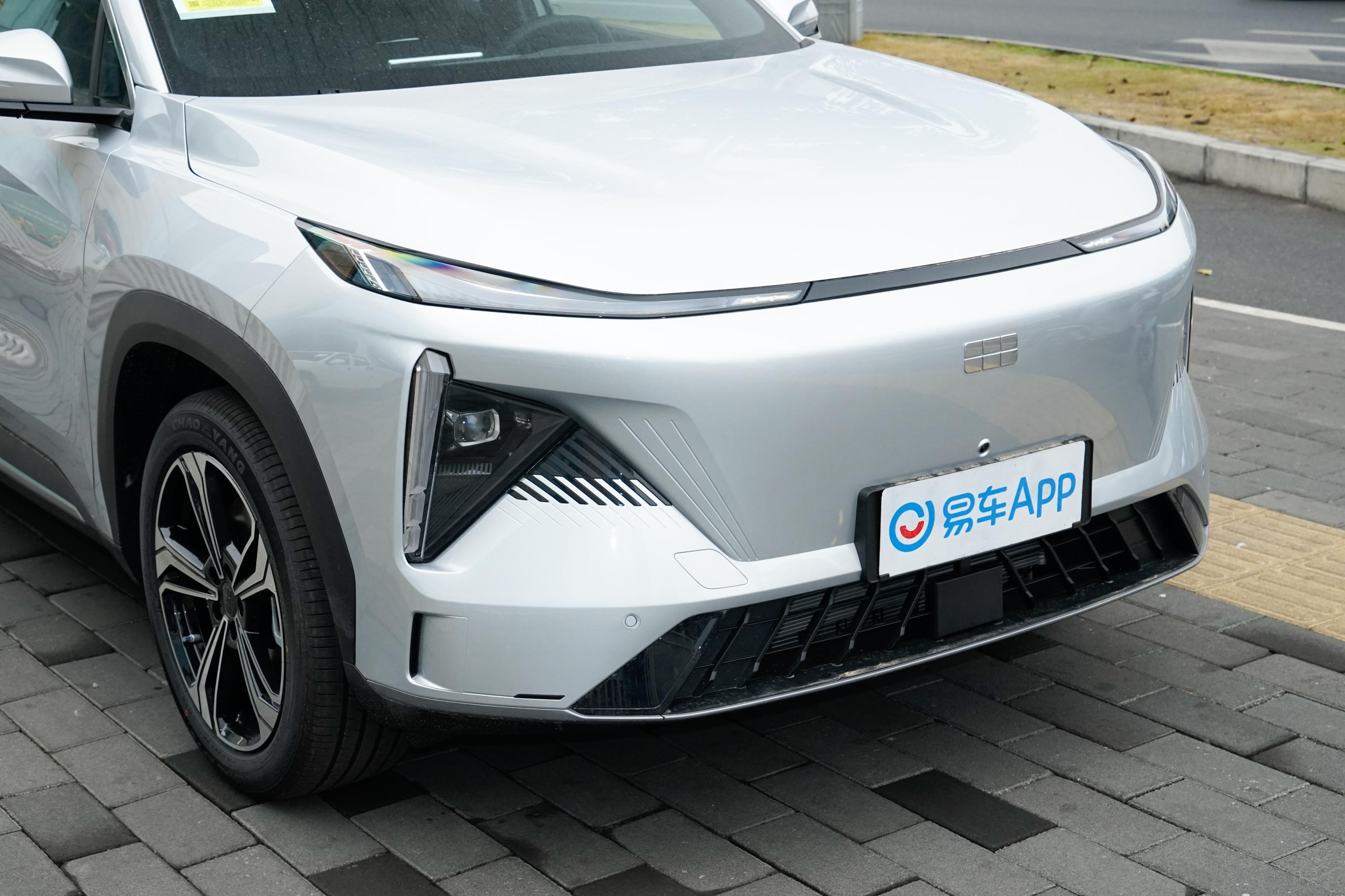 【银河L7龙腾版 1.5T 115km MAX前格栅侧俯拍图片-汽车图片大全】-易车