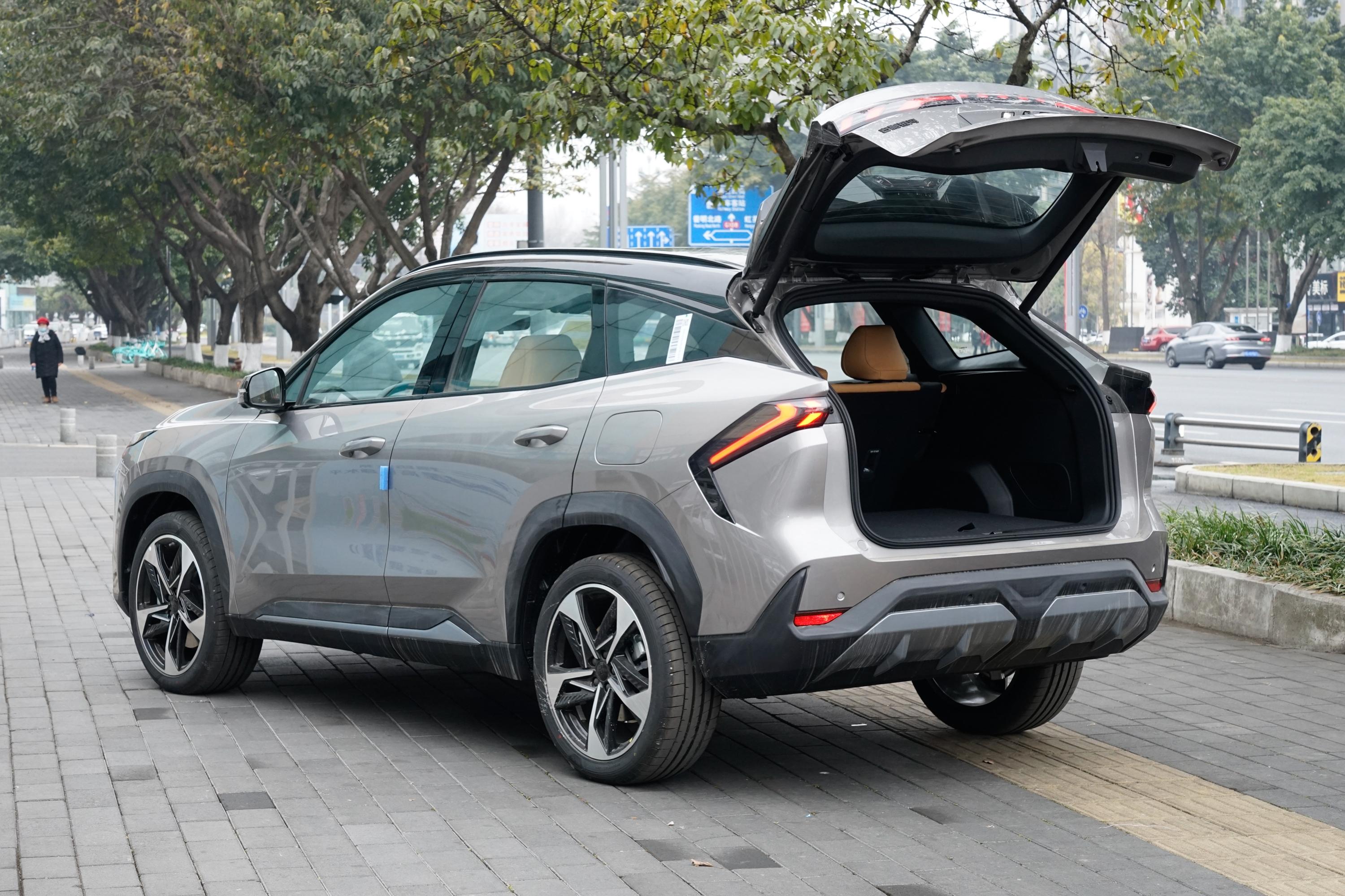 【银河L7龙腾版 1.5T 115km 星舰后备厢开启45度侧拍图片-汽车图片大全】-易车